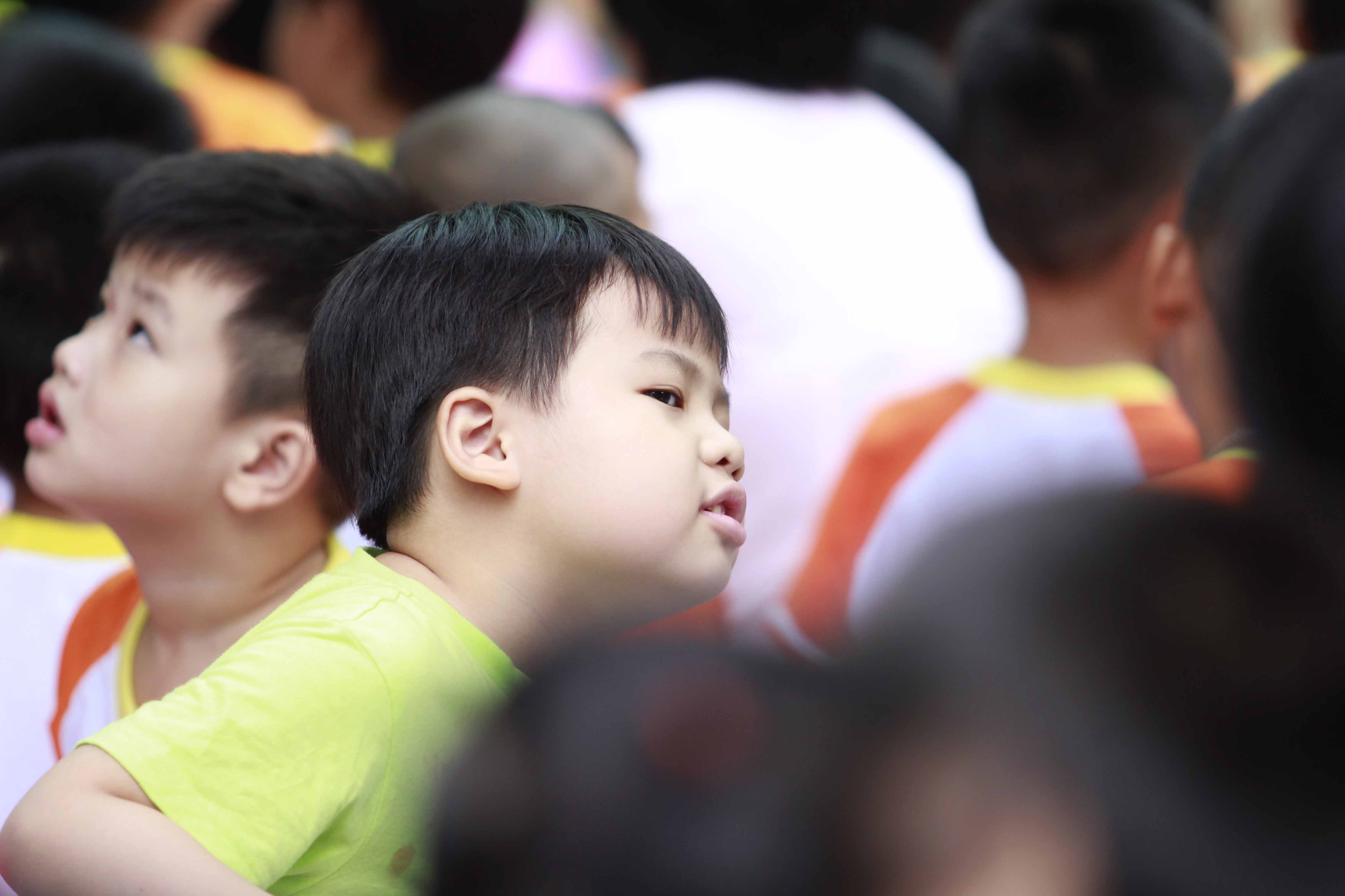 Ánh mắt thơ ngây của học sinh tự kỷ ngày khai trường