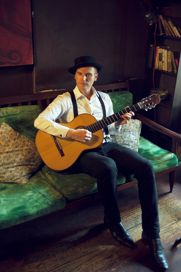 Kyo York hát “Hạ trắng” bằng hai thứ tiếng