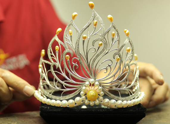 Hoa hậu Việt Nam nhận vương miện trị giá 2,5 tỉ đồng