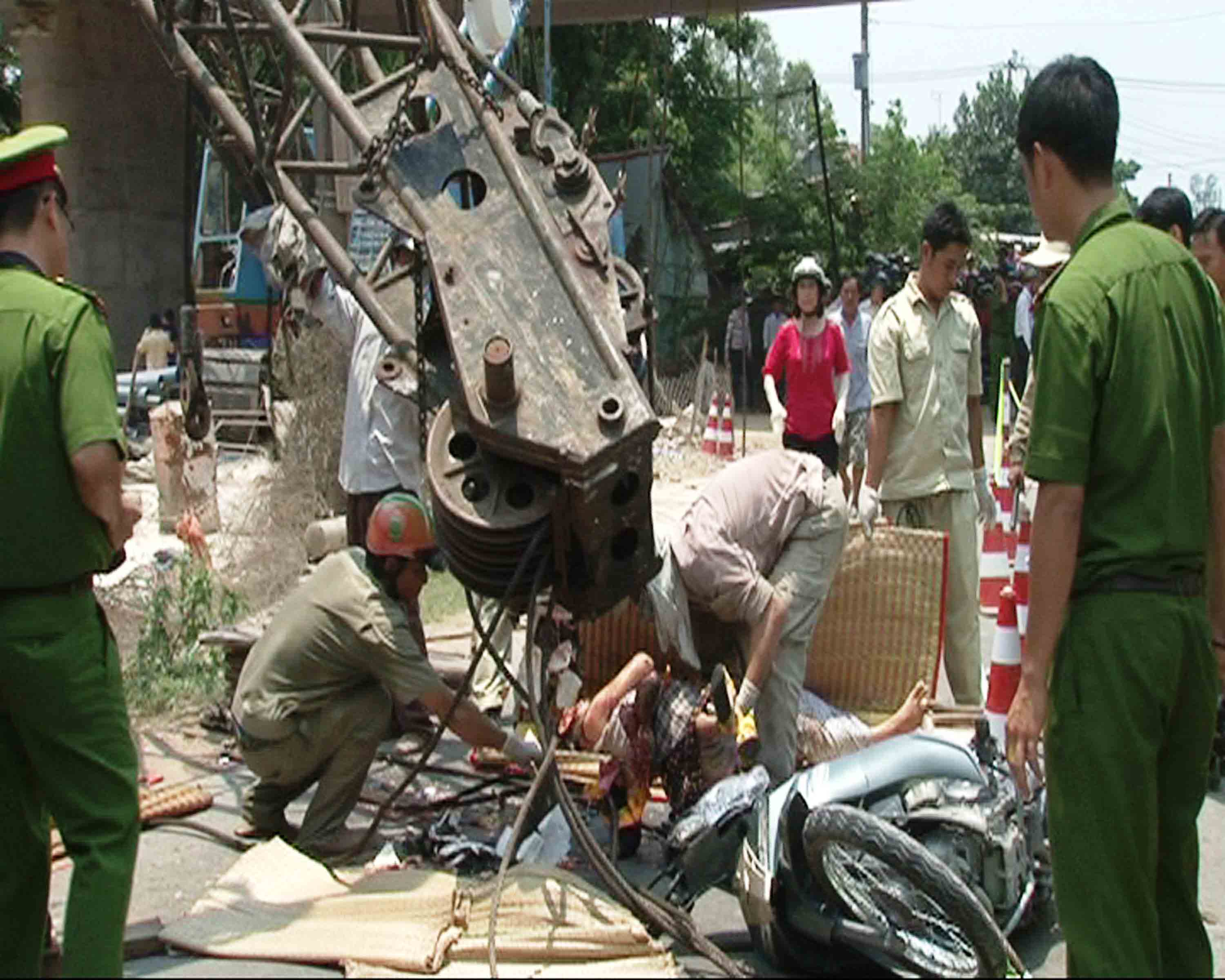 Bắt khẩn cấp người điều khiển cần cẩu, làm chết 3 mẹ con