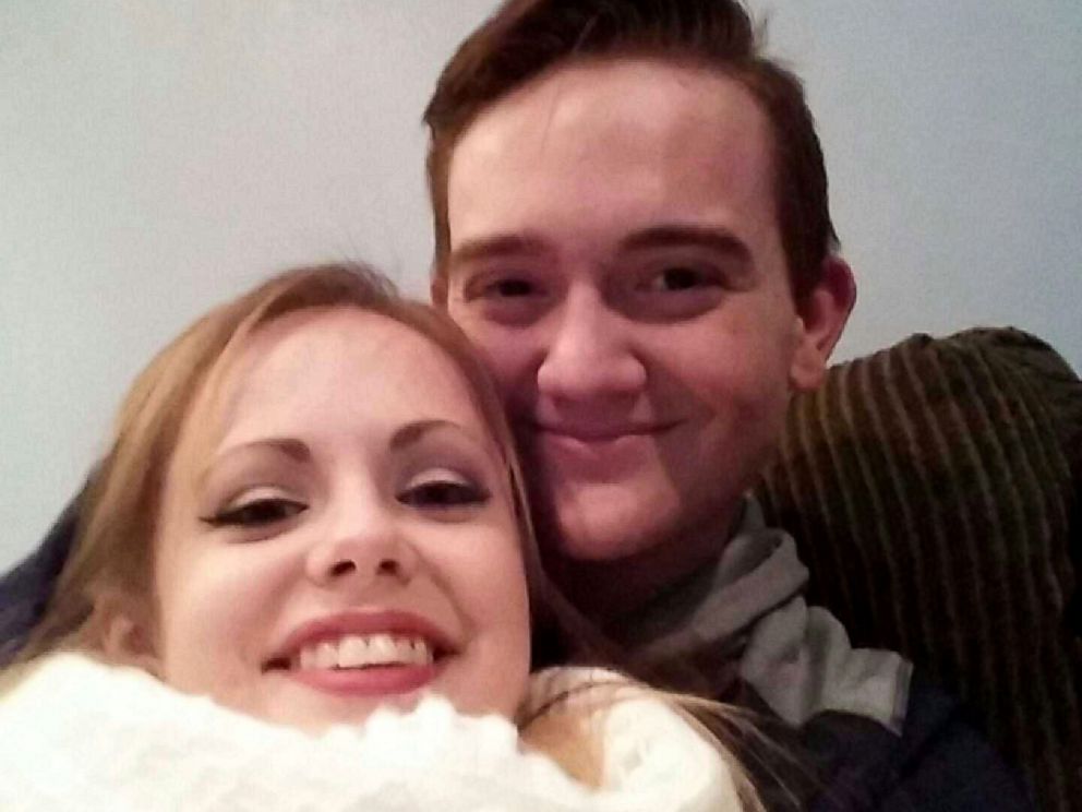 Chàng trai dành dụm tiền mua quà Valentine tặng gần 900 cô gái