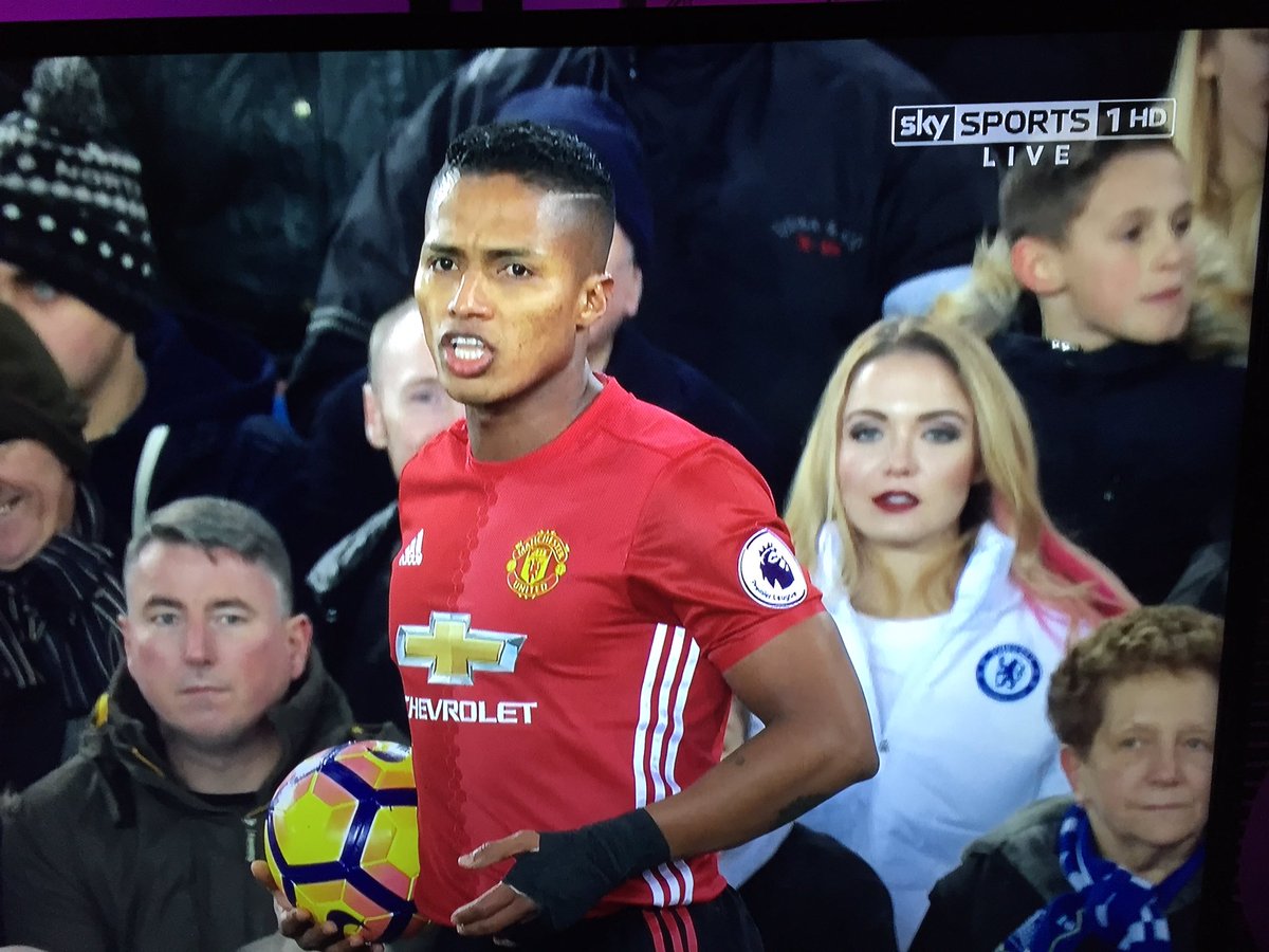 Fan Chelsea xinh đẹp lẻ loi trong trận Everton – M.U
