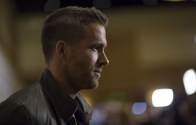 Ryan Reynolds bế con đi nhận sao