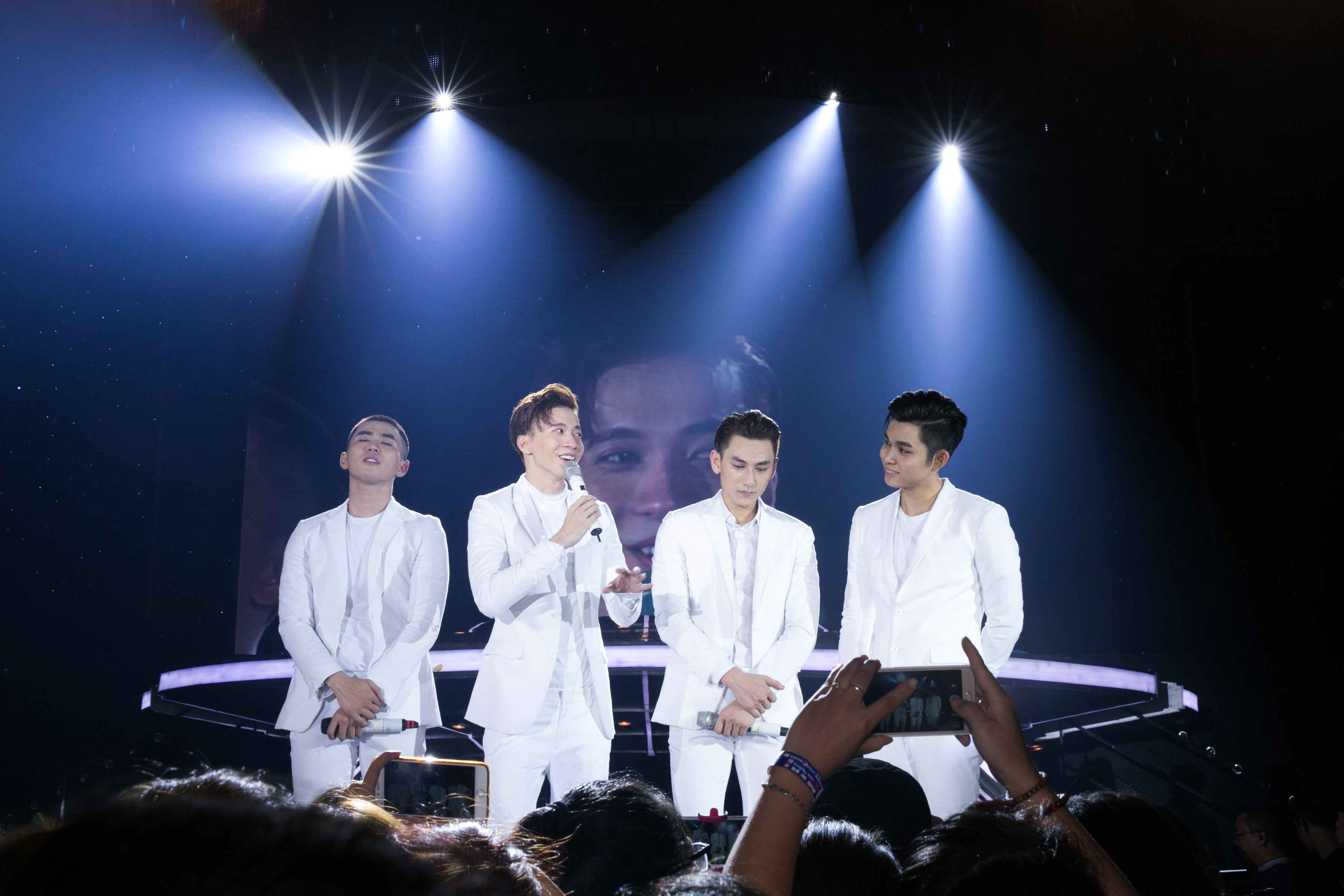 Ca sĩ Isaac: "Chúng tôi chia tay trong nước mắt"