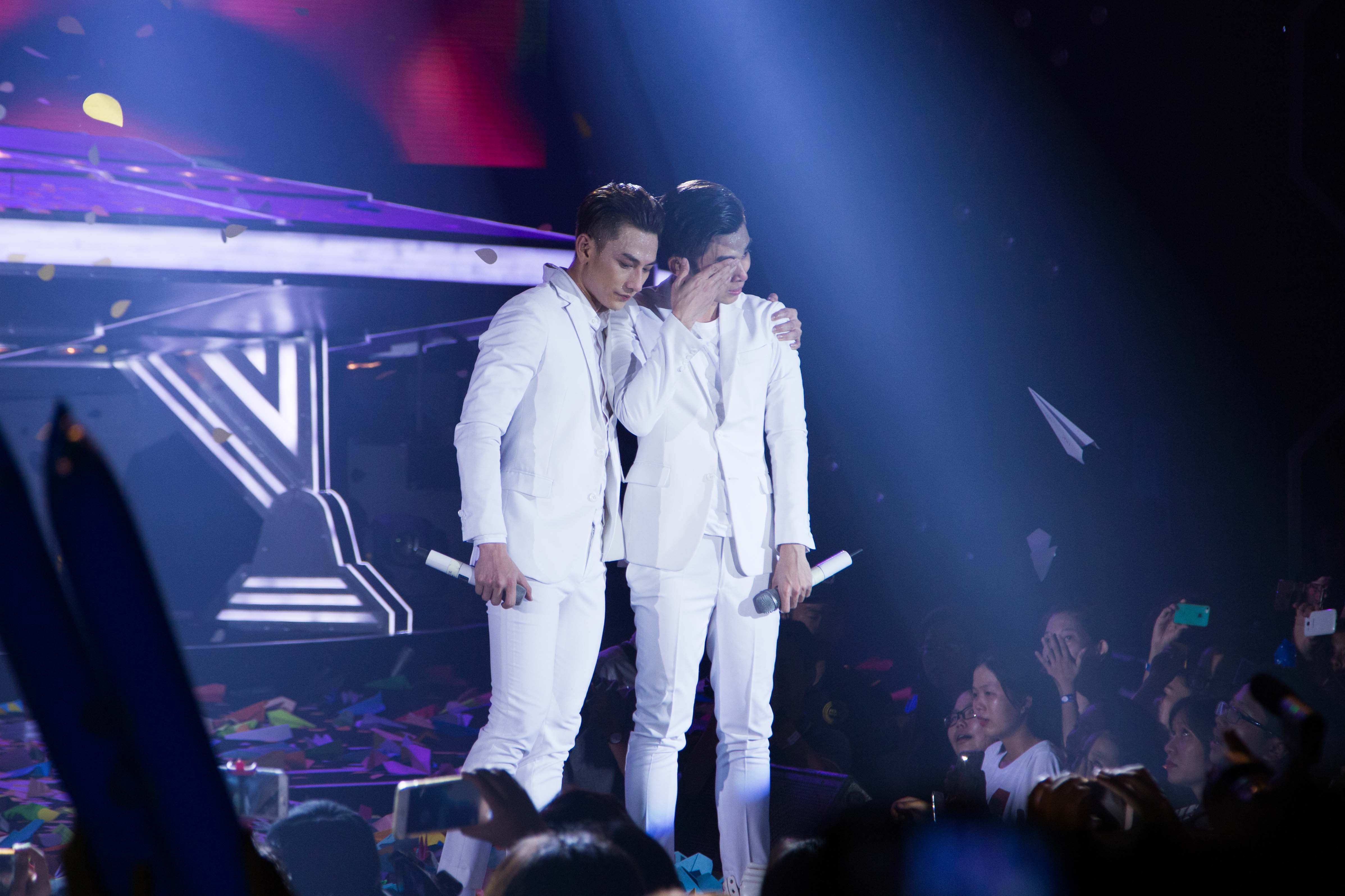 Ca sĩ Isaac: "Chúng tôi chia tay trong nước mắt"