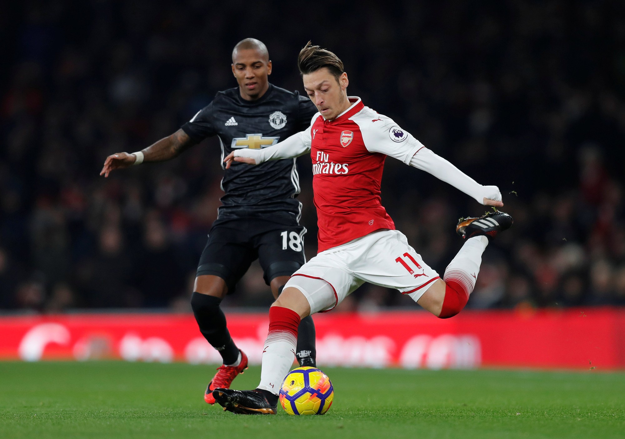 Arsenal với hy vọng mong manh giữ chân Ozil