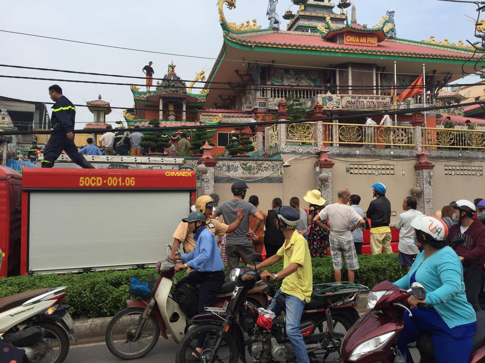 Đang giải cứu thanh niên "ngáo đá" trên nóc chùa - Báo Người lao động