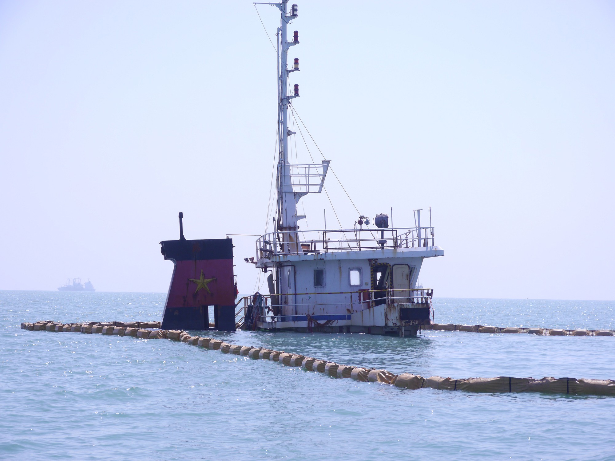 Khẩn trương trục vớt tàu chìm - Báo Người lao động