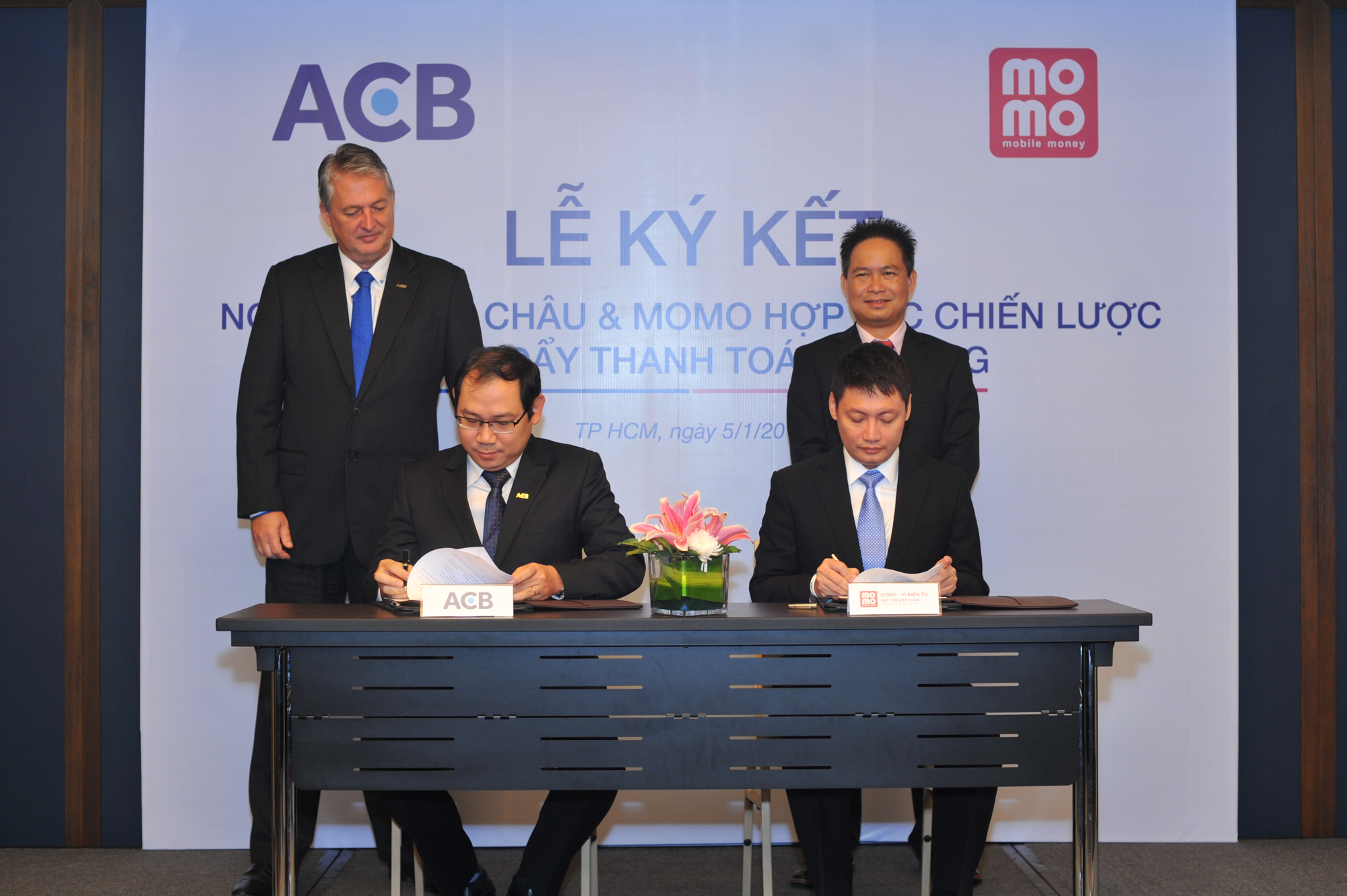 ACB bắt tay với MoMo