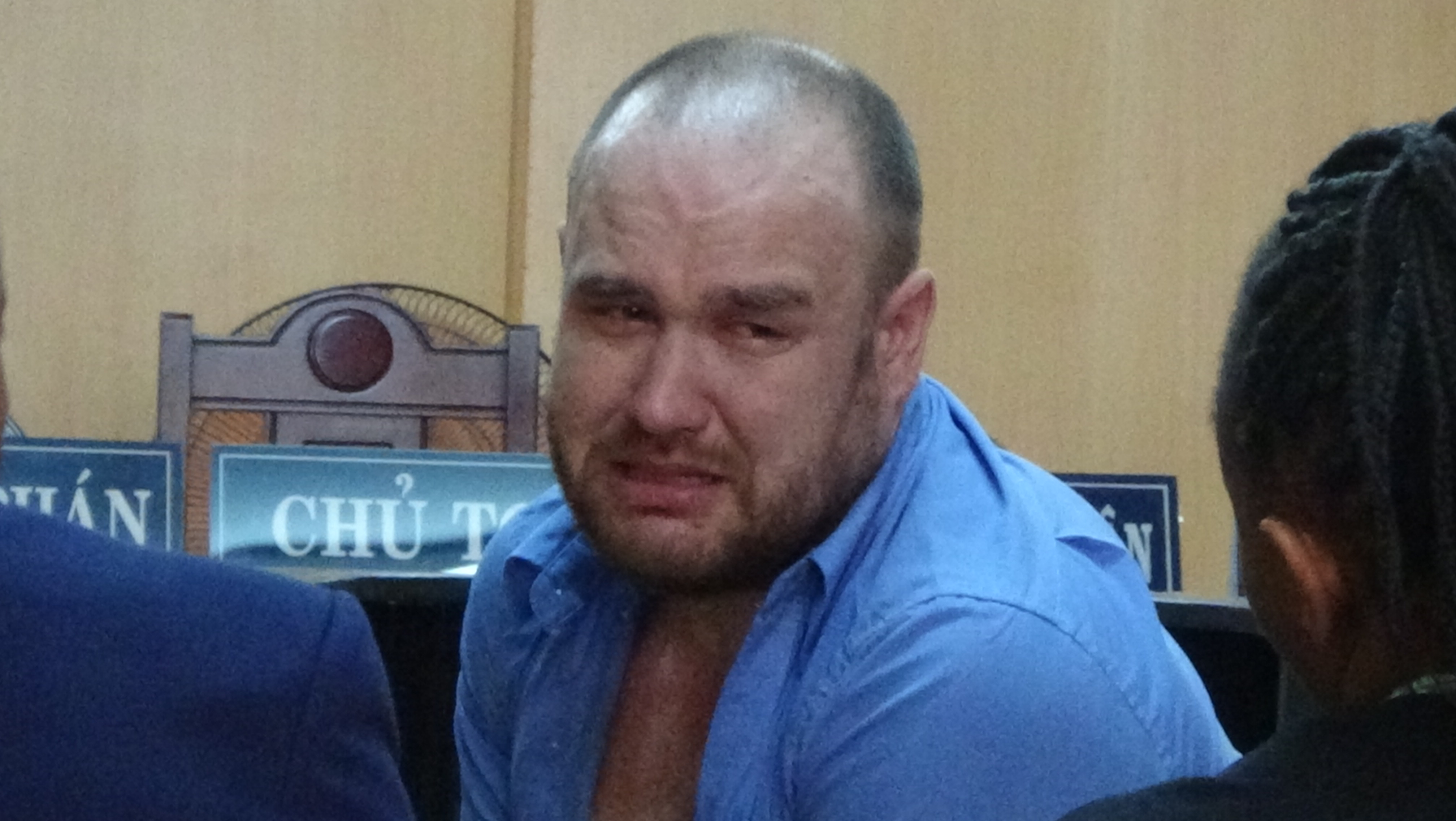 Gã đàn ông ngoại quốc khóc suốt phiên tòa