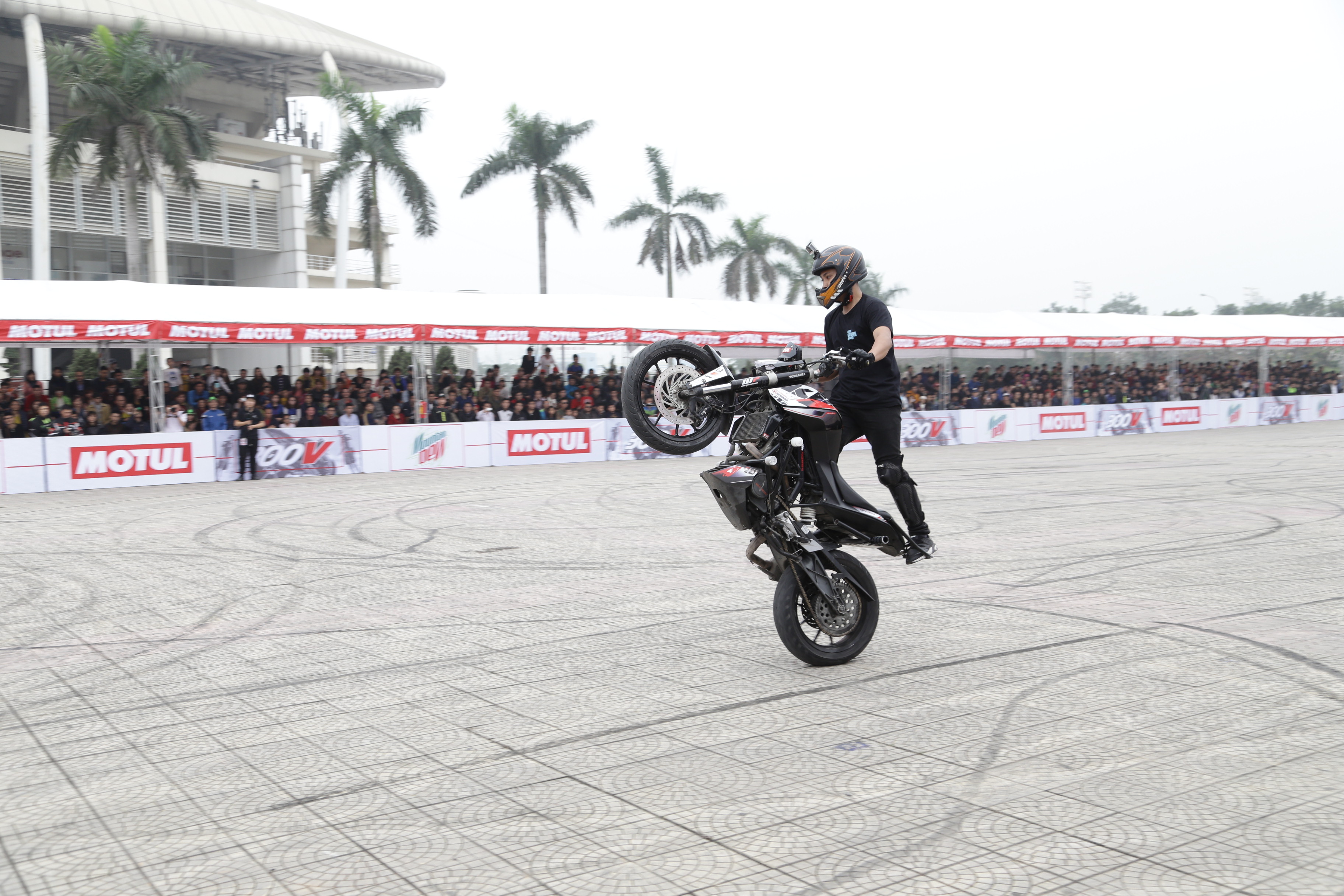 Xem "quái xế" biểu diễn trong Motul Stunt Fest