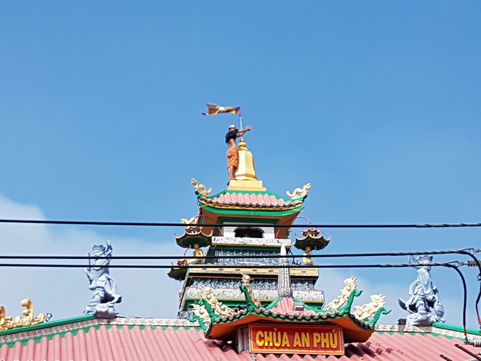 Đang giải cứu thanh niên "ngáo đá" trên nóc chùa - Báo Người lao động