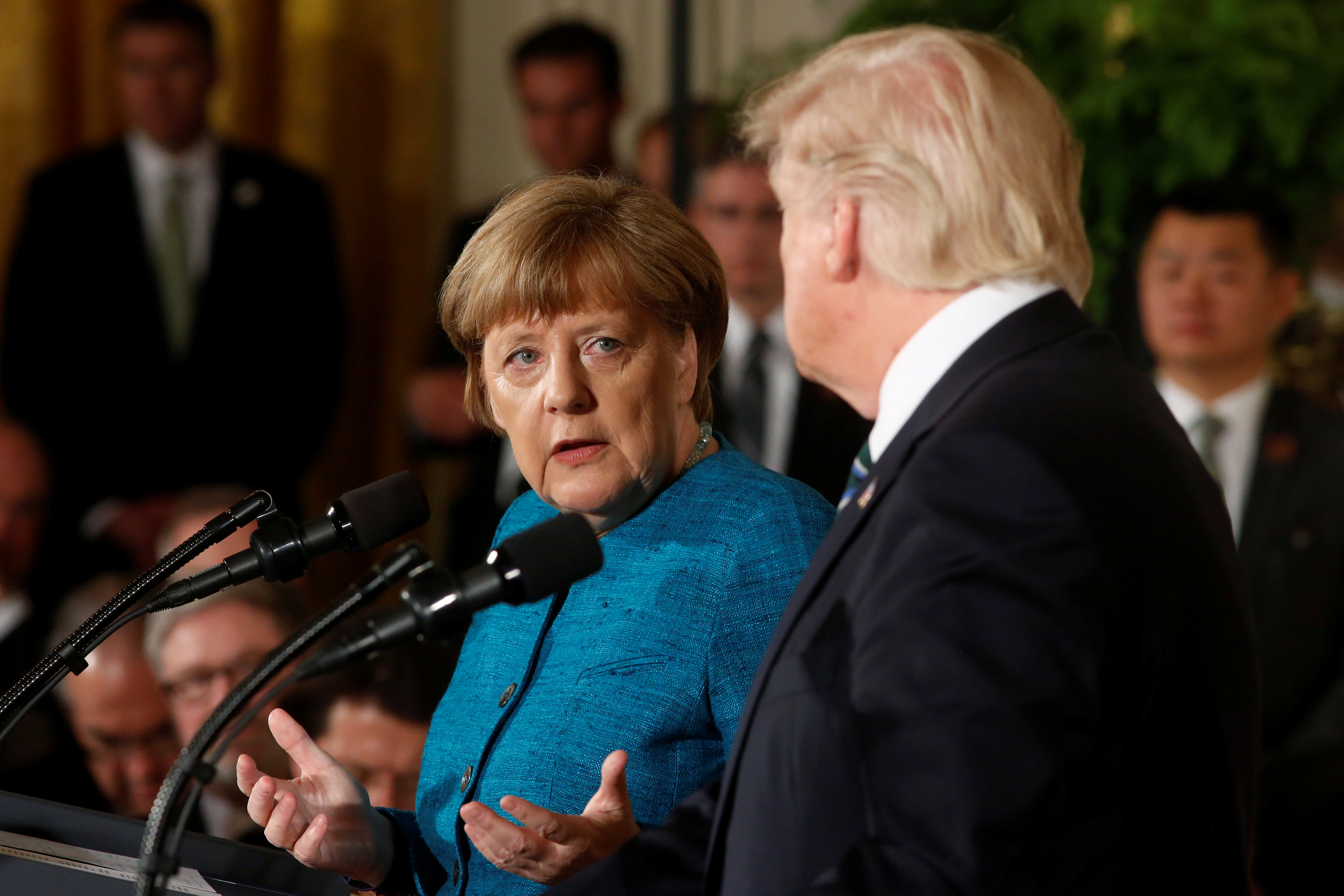 TT Trump nói với bà Merkel: Chúng ta đều bị ông Obama “nghe lén”
