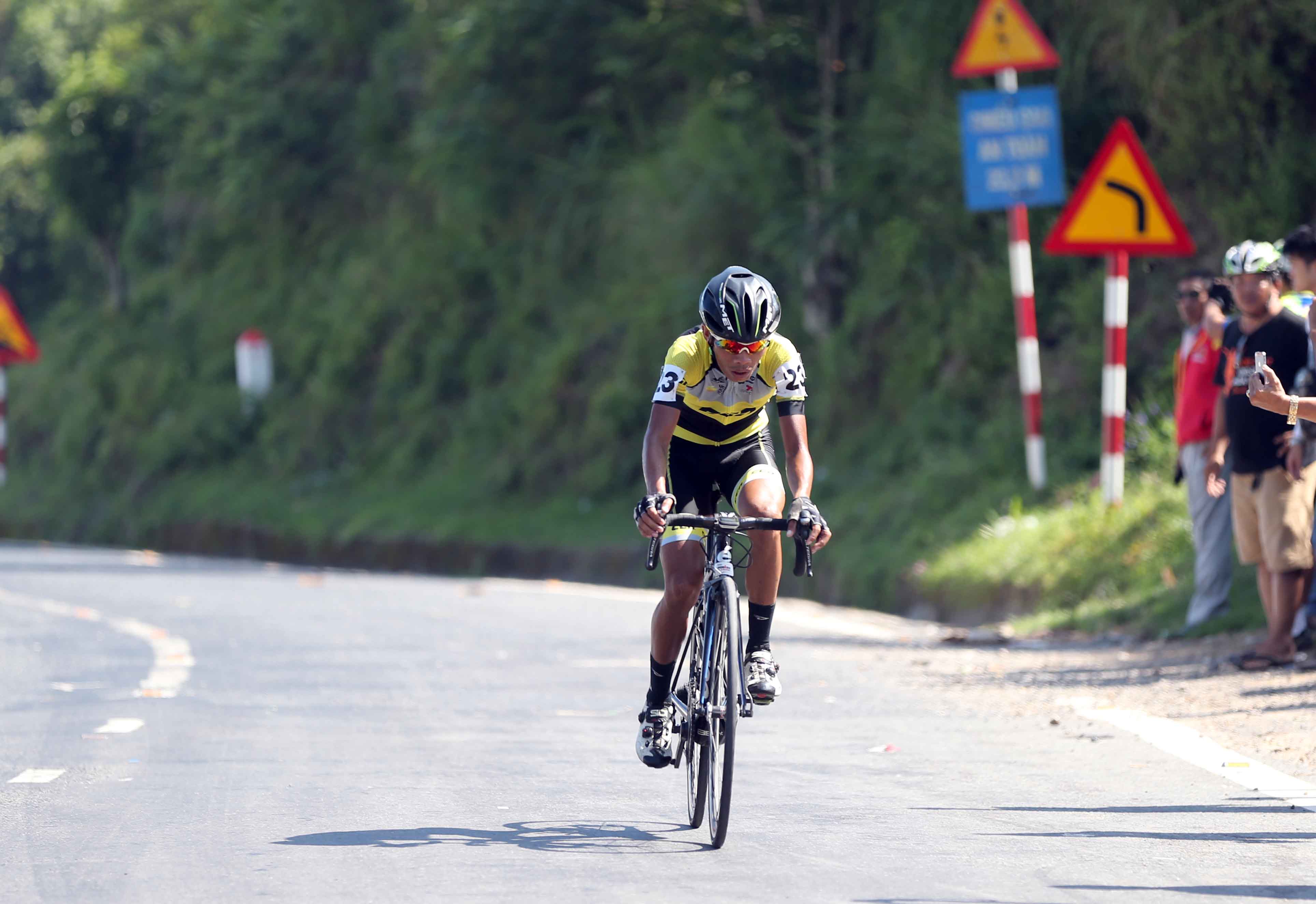 Junrey Navarra tạm giữ Áo đỏ