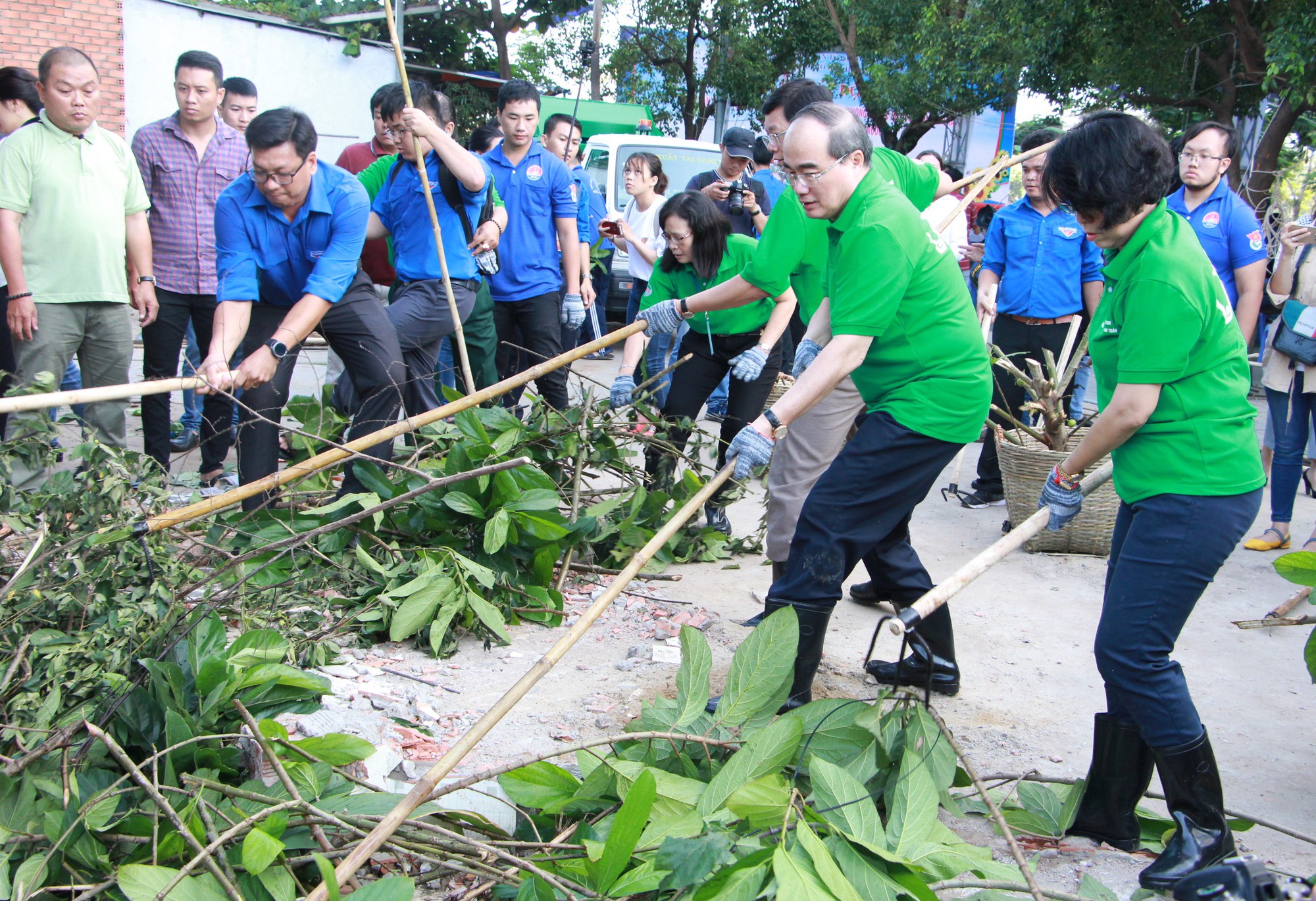 Lãnh đạo TP HCM cùng người dân dọn rác trên kênh rạch