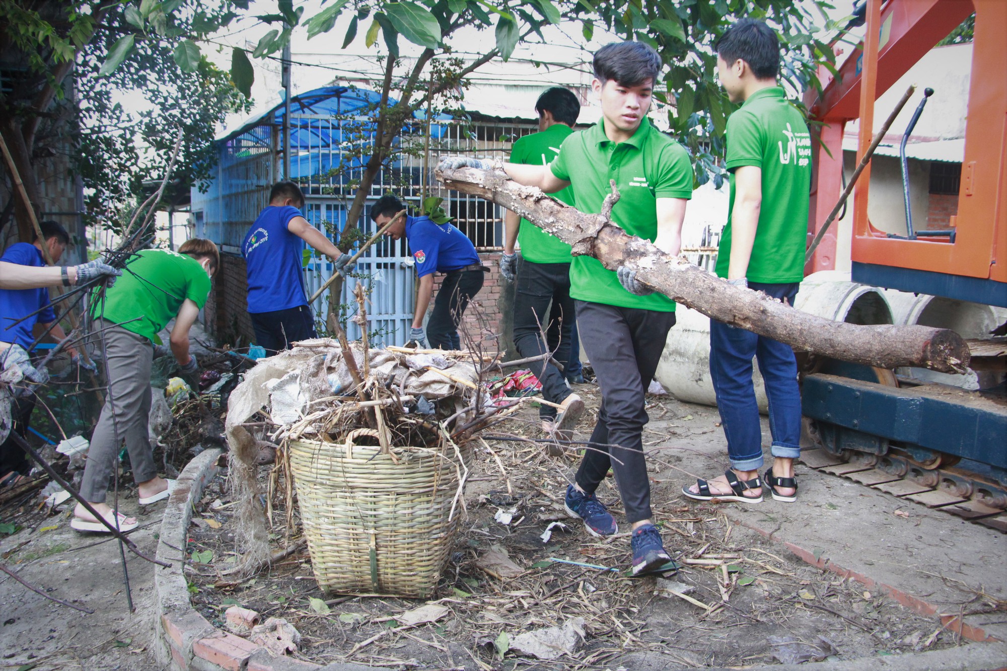 Lãnh đạo TP HCM cùng người dân dọn rác trên kênh rạch - Báo Người lao động