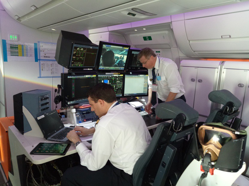 Siêu máy bay A350 XWB-1000 trình diễn ở Hà Nội