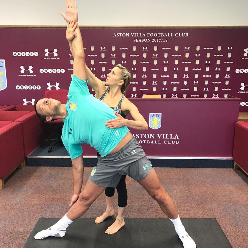 Cô giáo yoga xinh đẹp giúp sức Terry và đồng đội