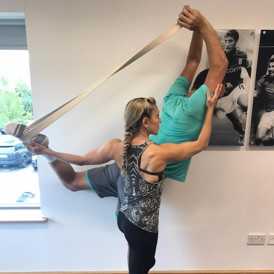 Cô giáo yoga xinh đẹp giúp sức Terry và đồng đội