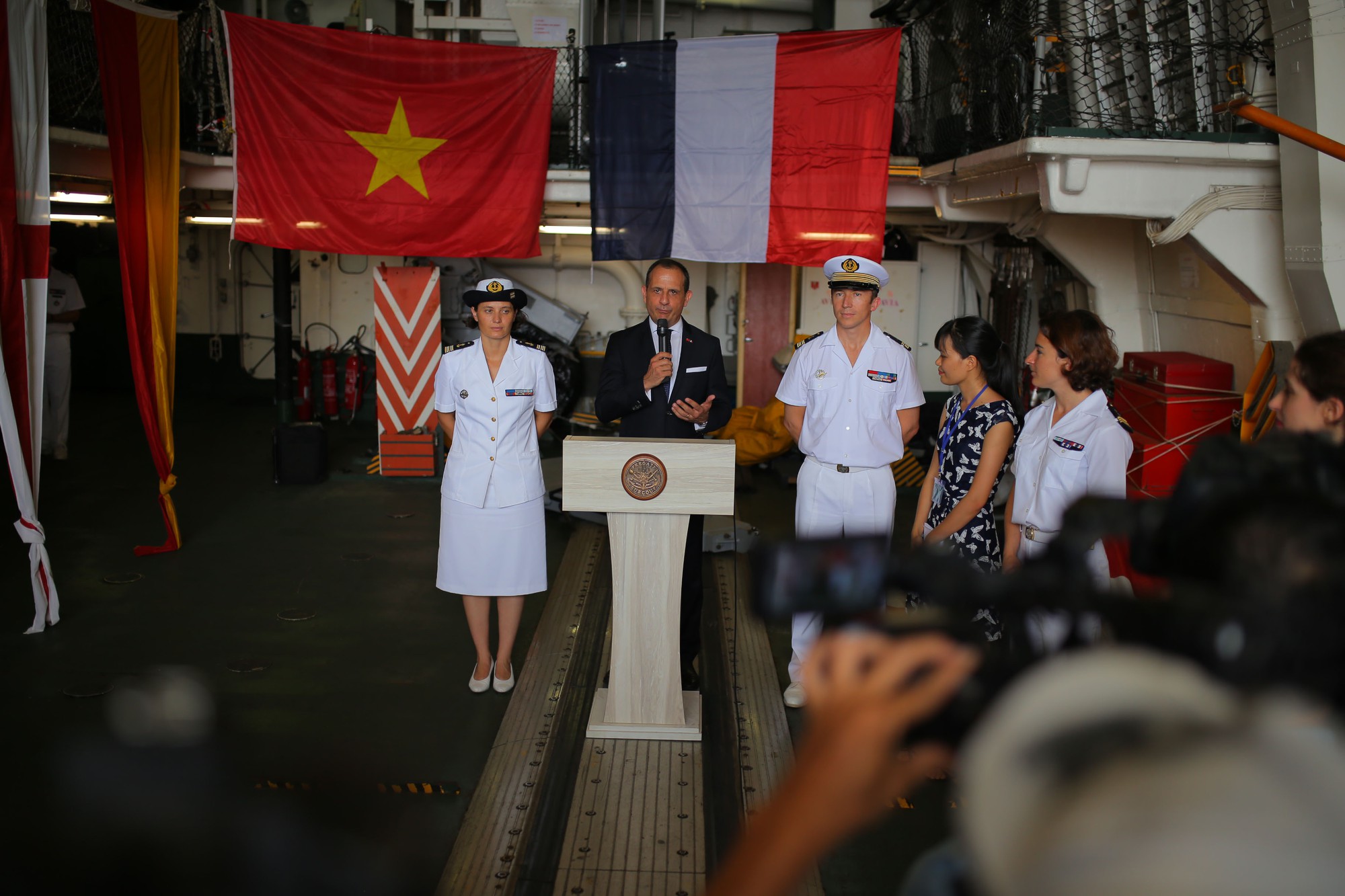 Nữ thuyền trưởng chỉ huy tàu chiến tàng hình Pháp thăm TP HCM