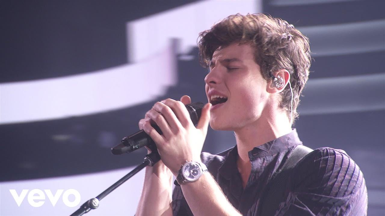 Ngôi sao Shawn Mendes gây tranh cãi vì hát cổ vũ World Cup