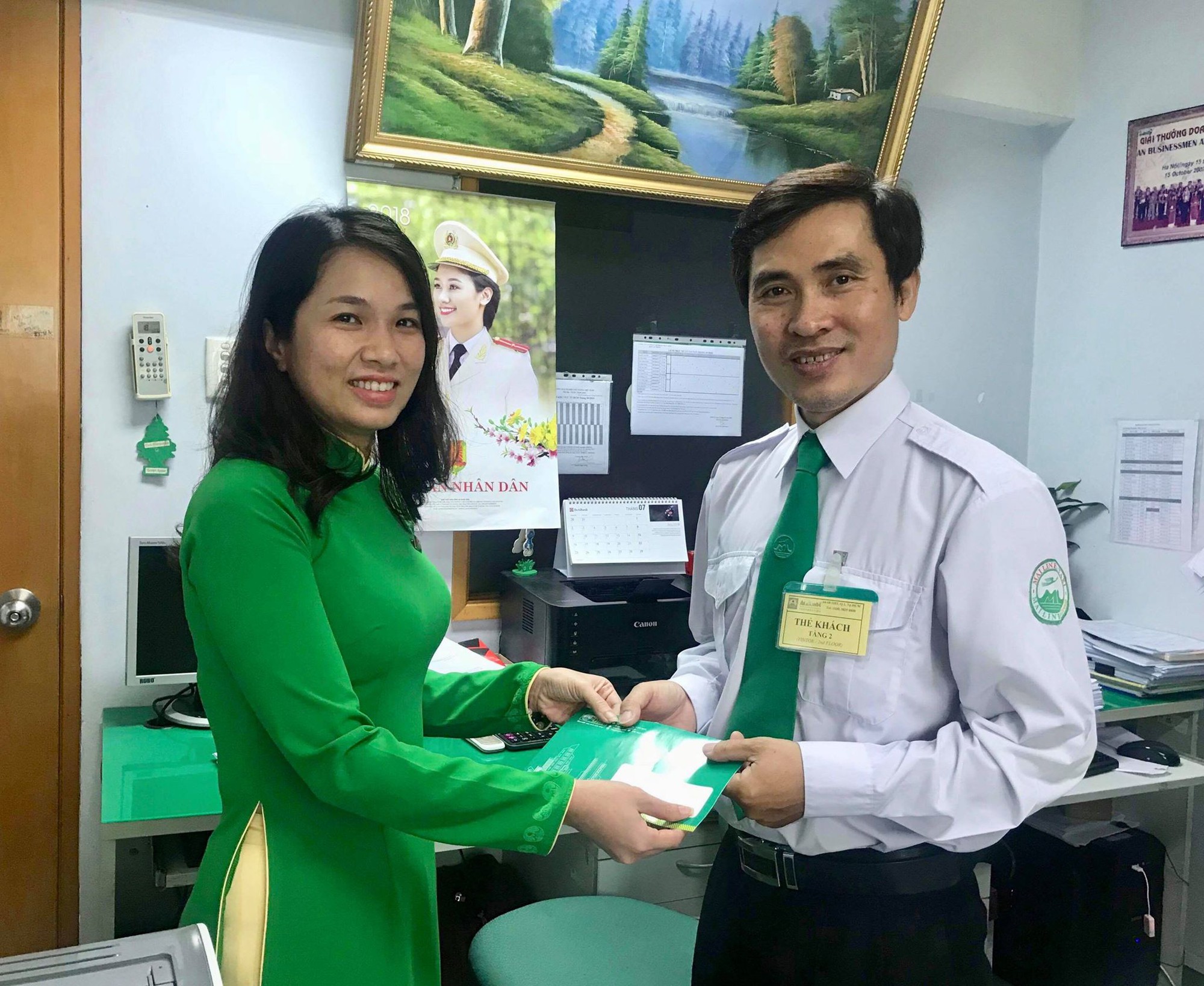 Mai Linh tìm chủ nhân để quên tiền rất nhiều trên taxi - Báo Người lao động