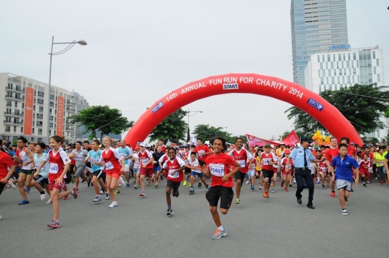 Đại sứ Anh và ca sĩ Đàm Vĩnh Hưng tham gia chương trình chạy bộ Fun Run