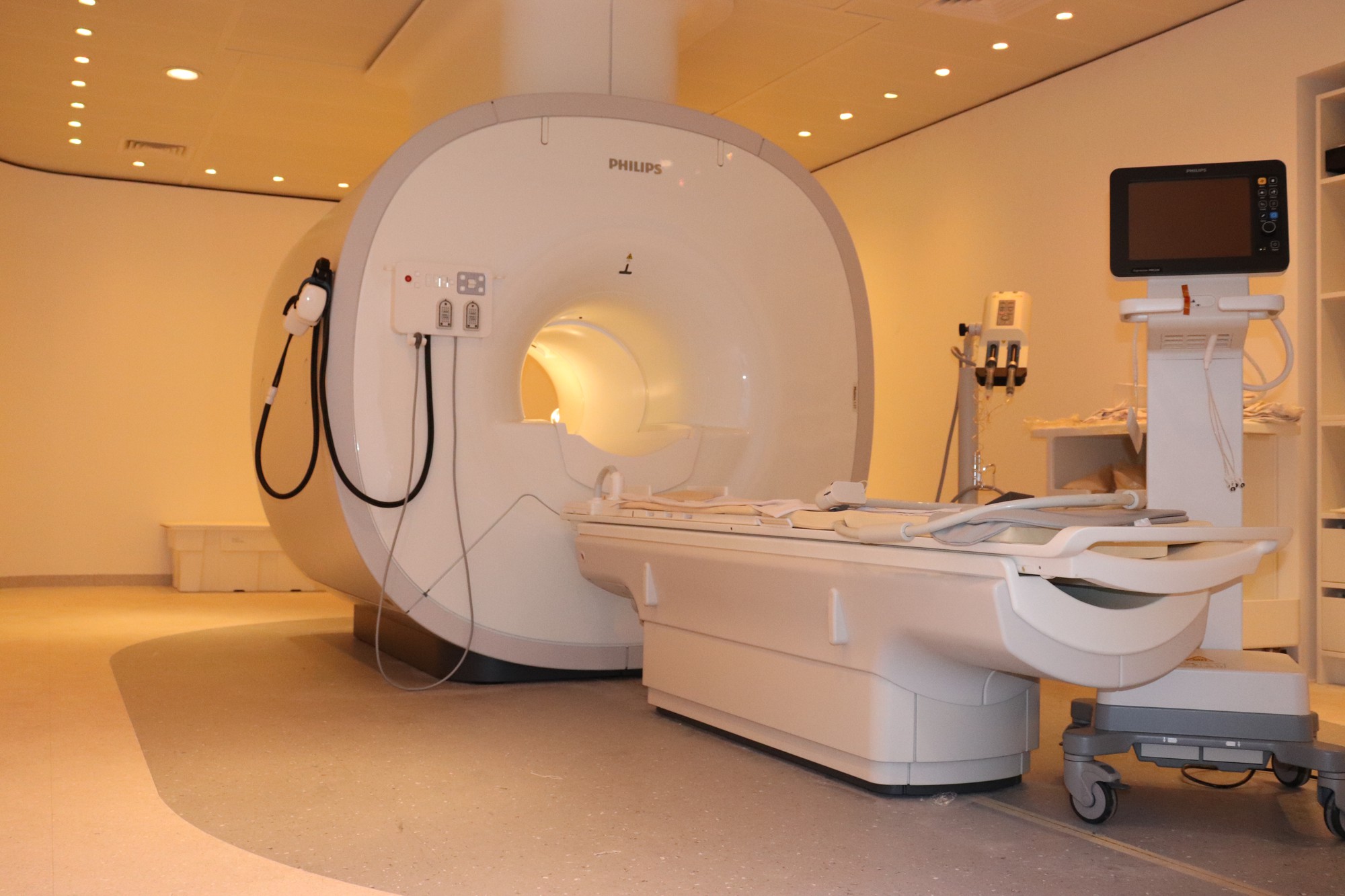 Thoát cảnh bị đưa khỏi bệnh viện khi muốn chụp MRI