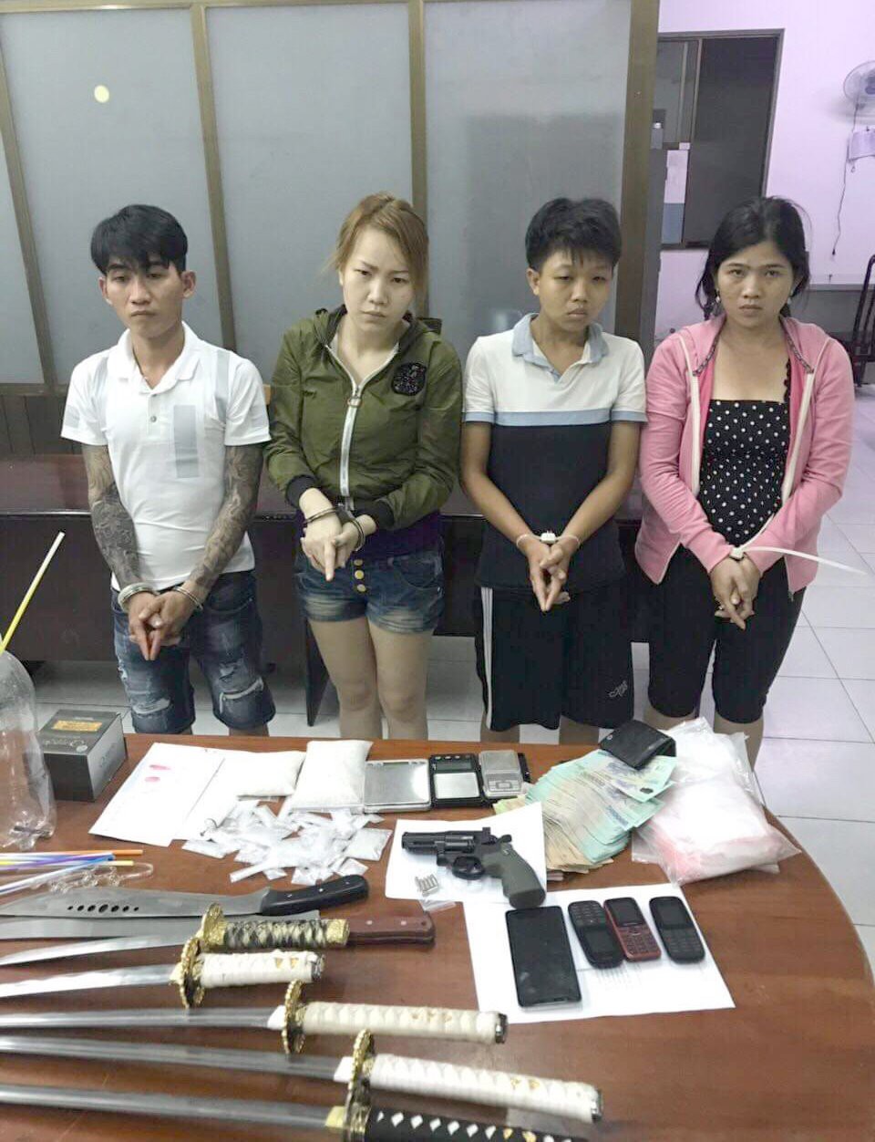 Nhóm nghiện ở ngoại thành TP HCM bị tóm lúc nửa đêm - Báo Người lao động