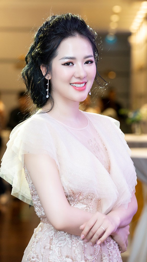 Sao Mai Phạm Thuỳ Dung vào mùa "Trăng hát" - Báo Người lao động