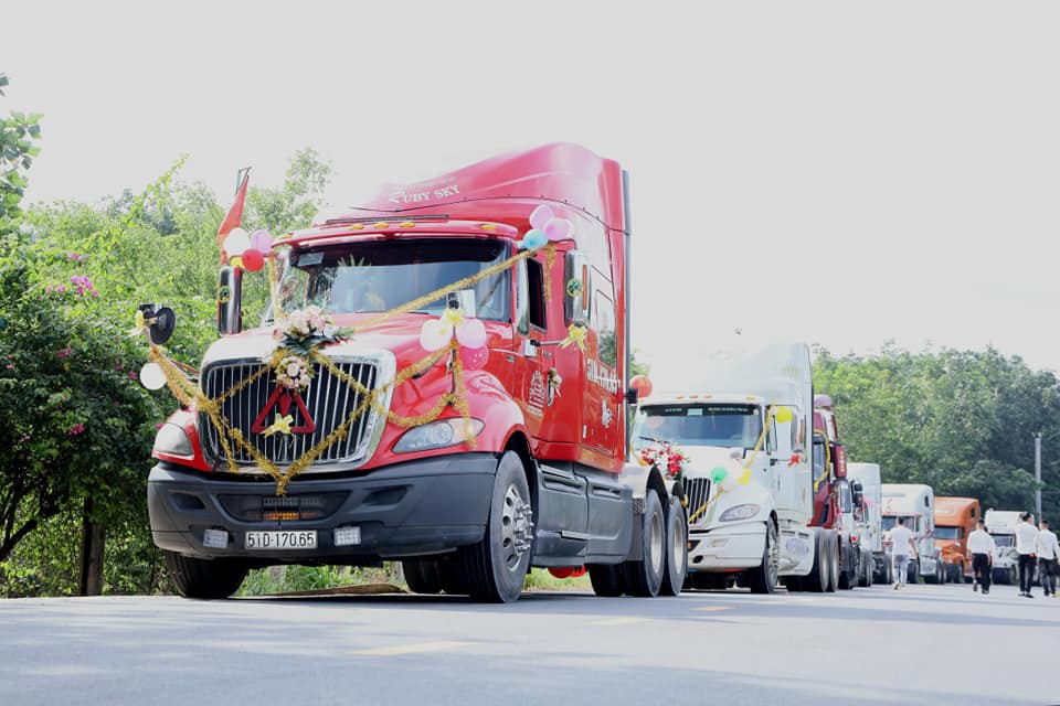 Chú rể chơi sốc: rước dâu bằng đoàn xe đầu kéo container