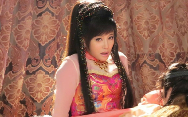 Lưu Gia Linh bị "ném đá" khi hóa thiếu nữ ở tuổi 52 - Báo Người lao động