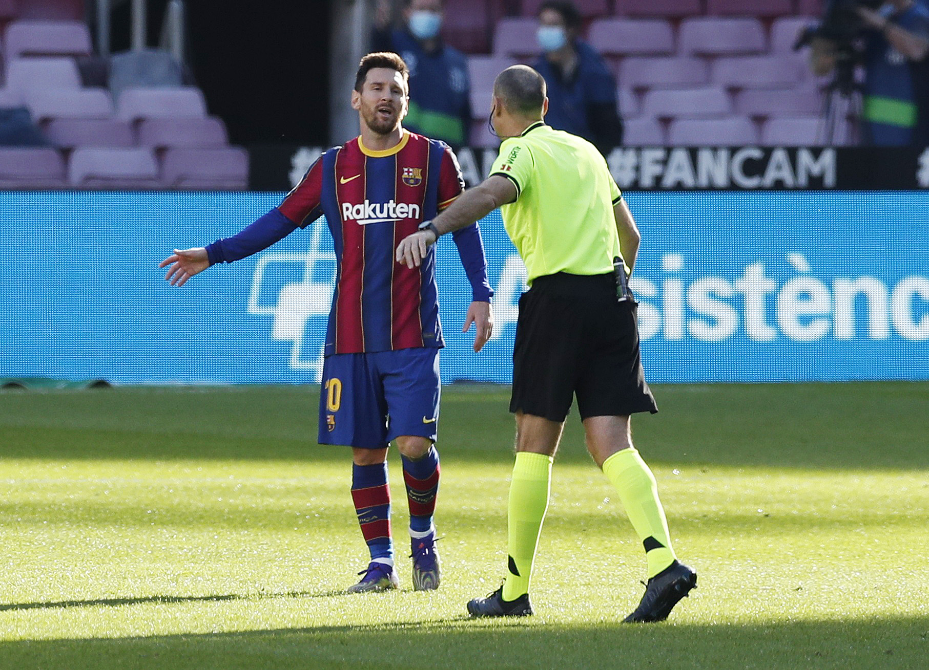 Messi vui vẻ nộp phạt gần 100 triệu đồng vì cởi áo tưởng nhớ huyền thoại