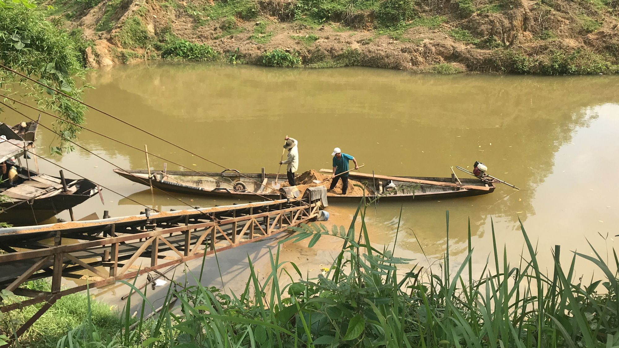 Chính quyền bó tay với bãi cát lậu?