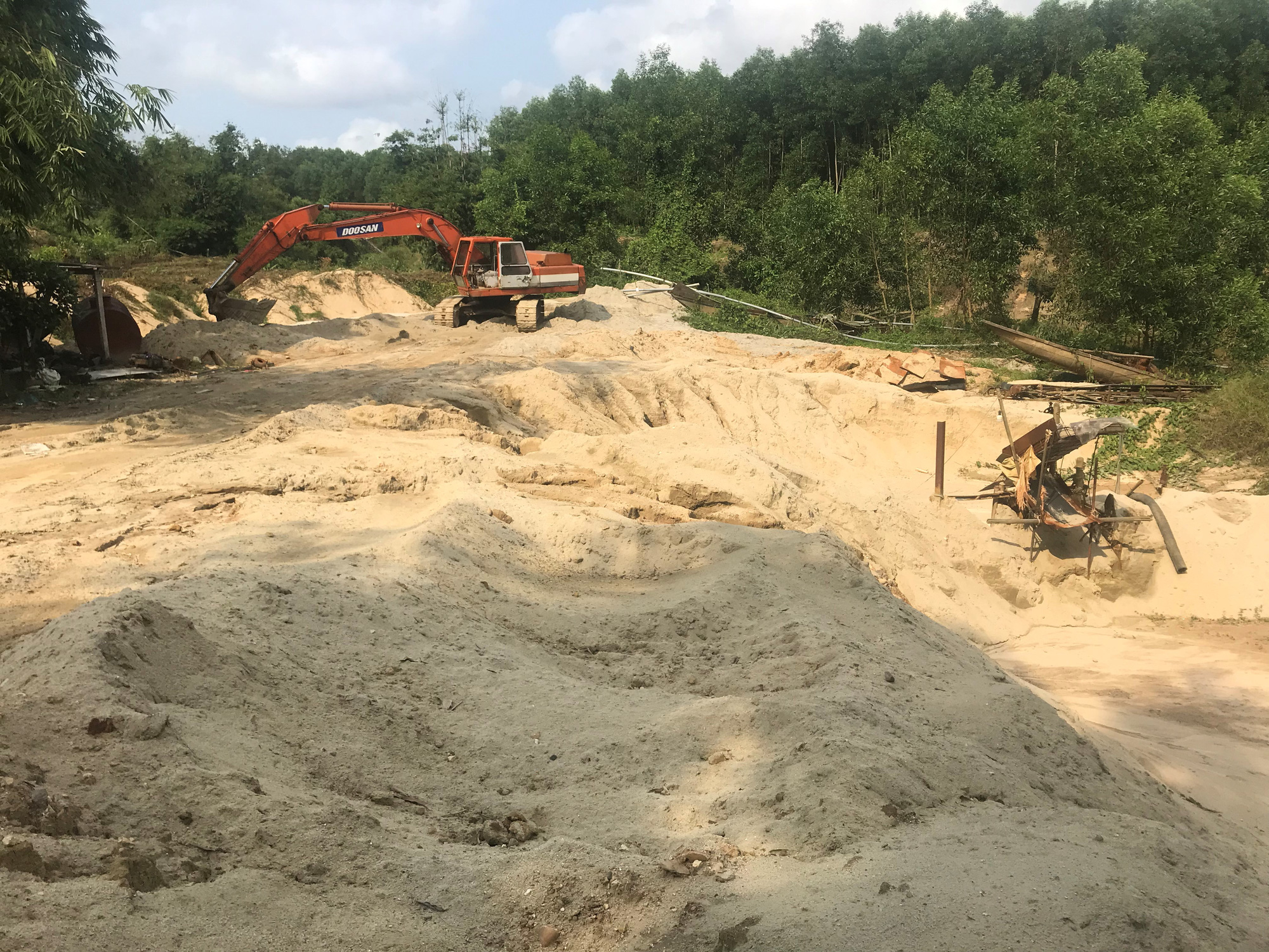 Chính quyền bó tay với bãi cát lậu?