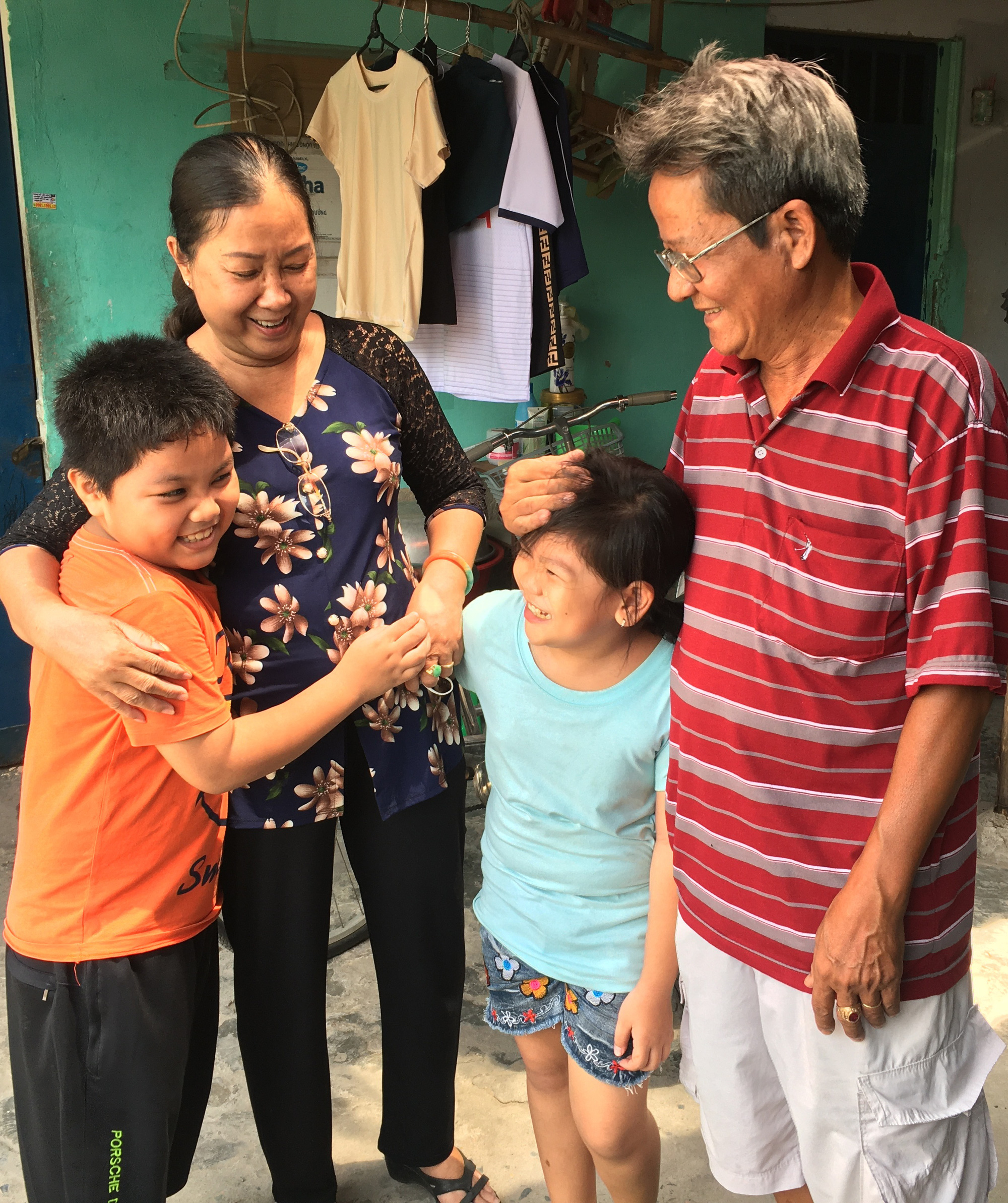 Dang tay ôm mọi phận đời - Báo Người lao động