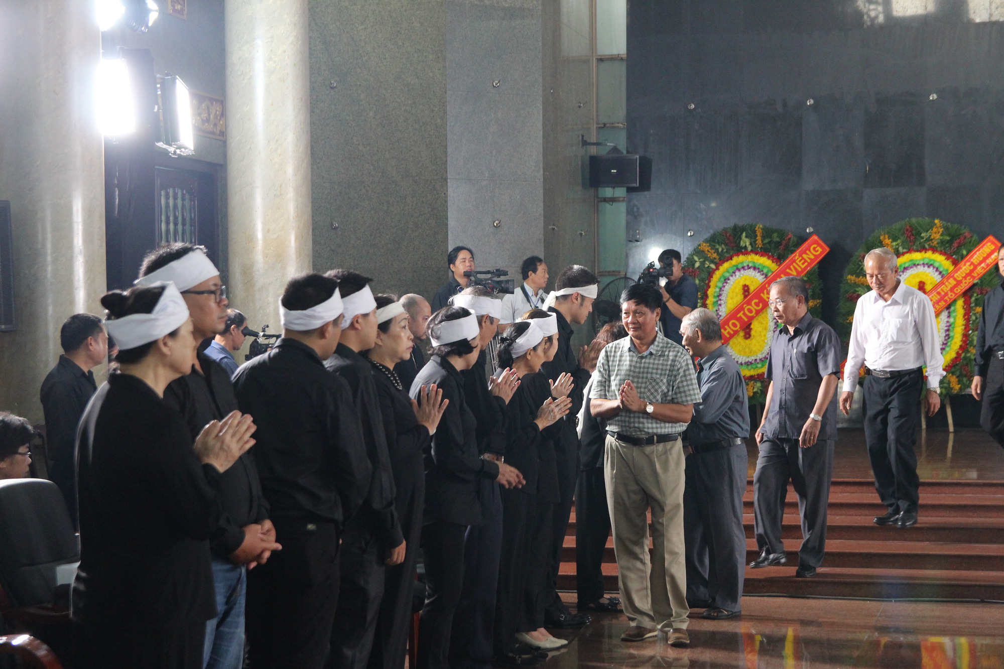 Hàng trăm đoàn đến viếng lễ tang ông Trần Quốc Hương - Báo Người lao động