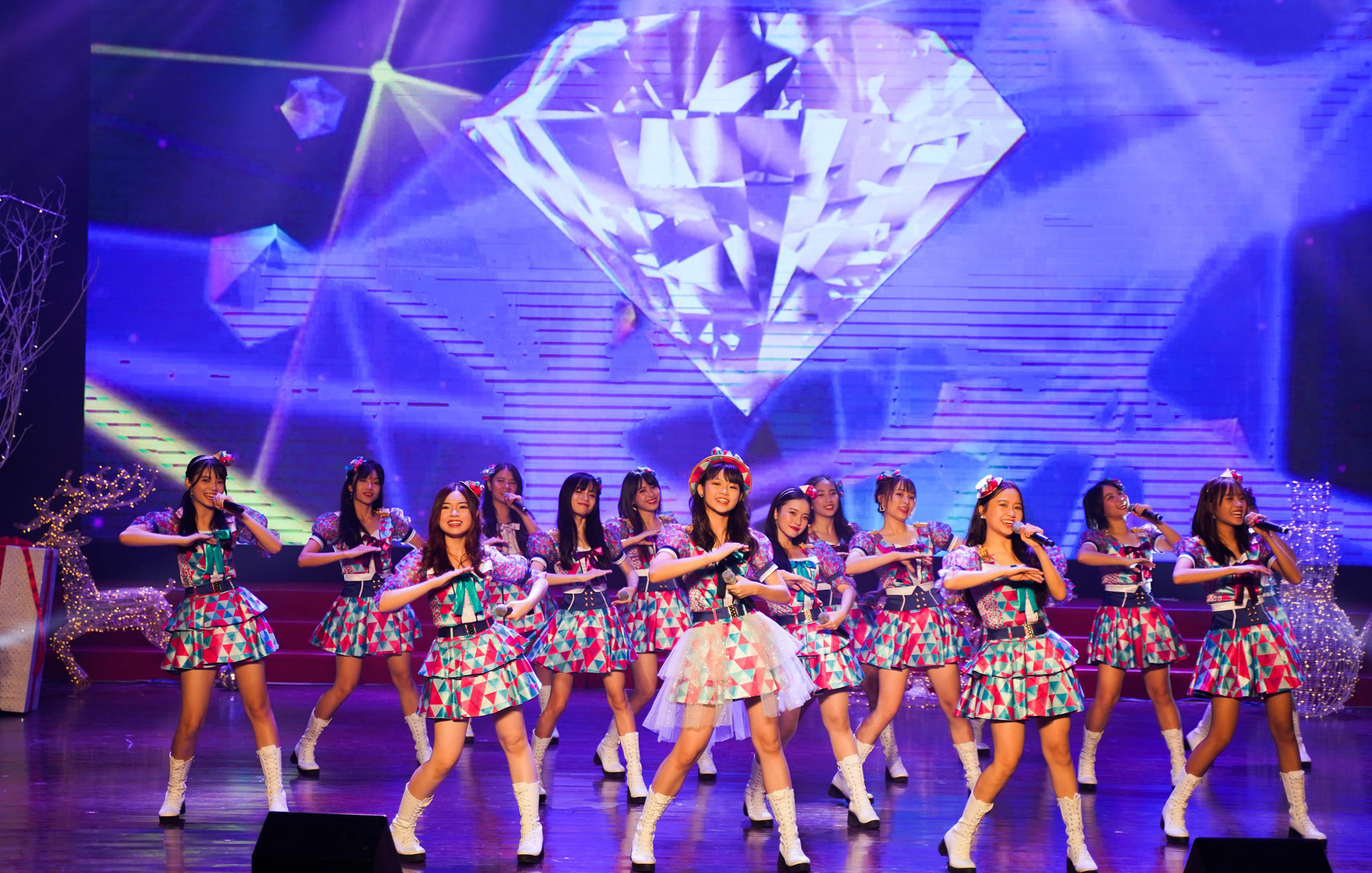 "Nhóm nhạc triệu đô" SGO48 tung album tràn đầy năng lượng tích cực