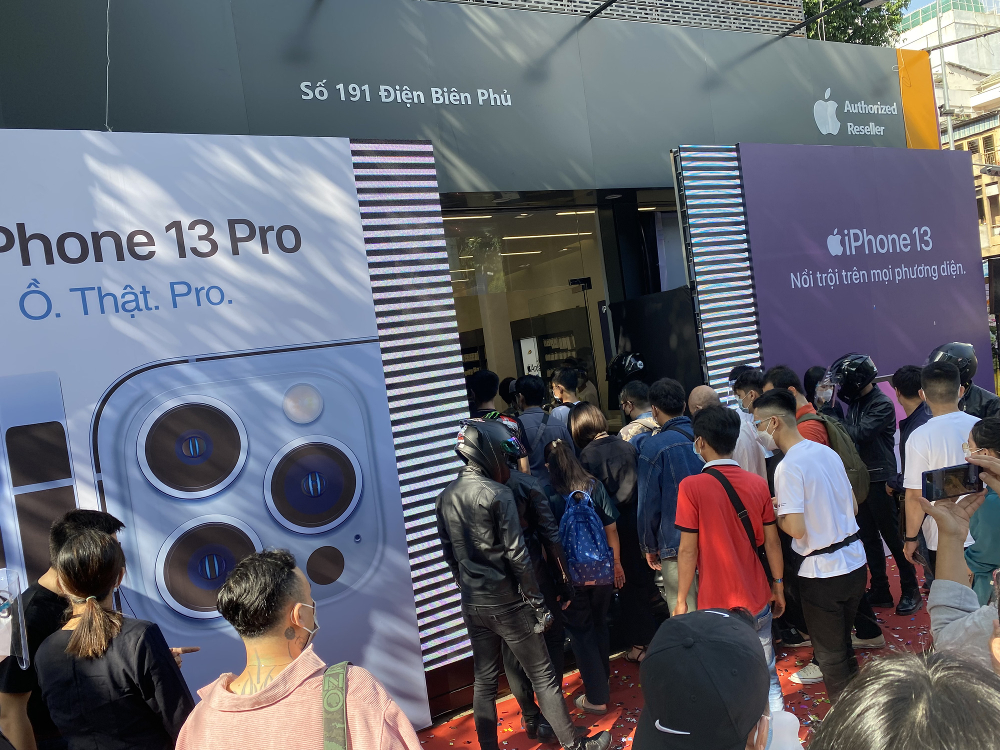 Tín đồ Apple xếp hàng từ nửa đêm để mua iPhone 13