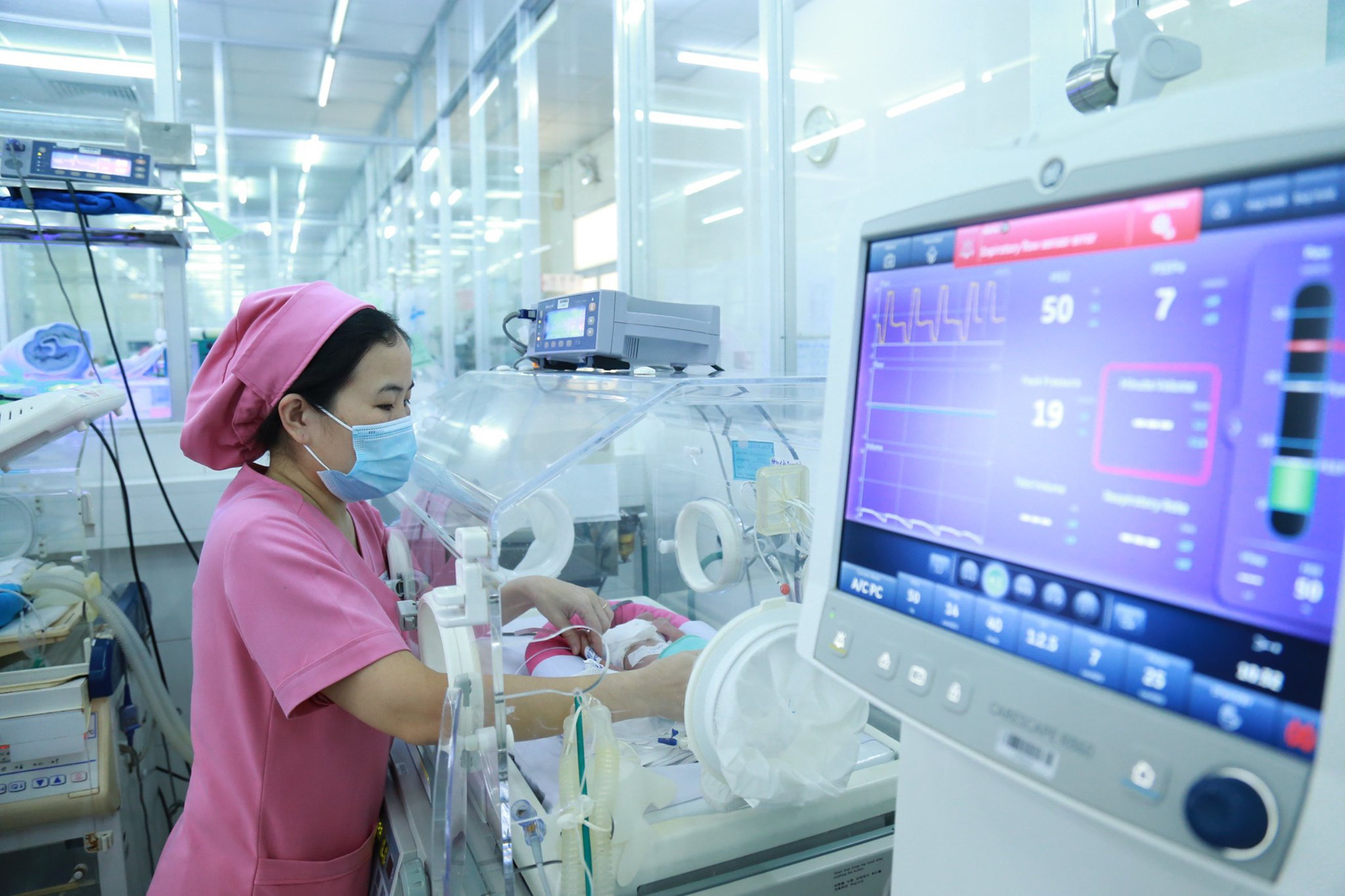 Con sinh non qua đời, sản phụ gửi bệnh viện cả tủ sữa mẹ cứu các bé khác