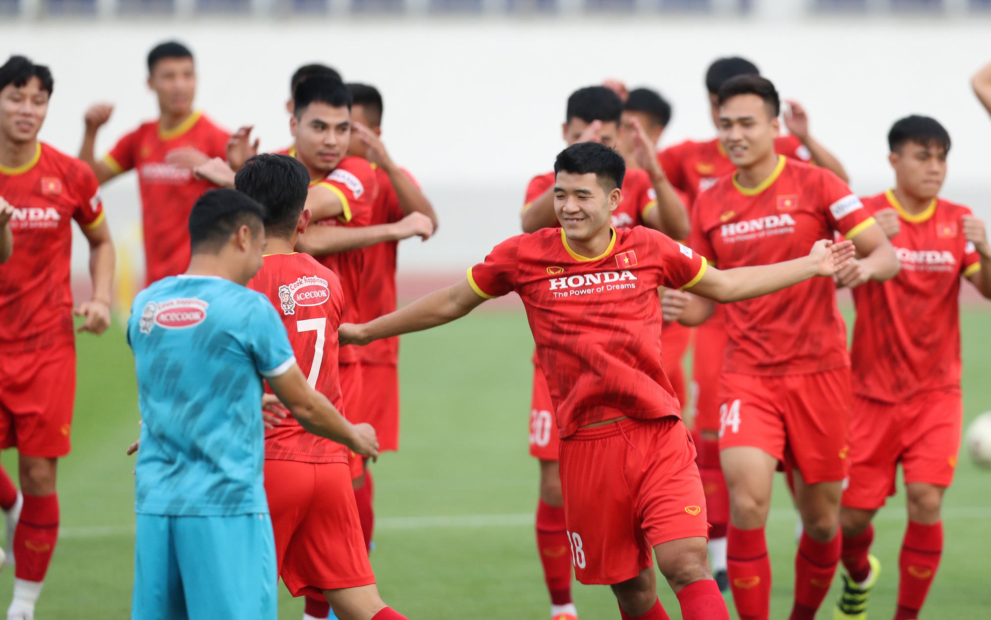 CLIP: Công Phượng, Hoàng Đức phải tập riêng với bác sĩ Choi Ju-young