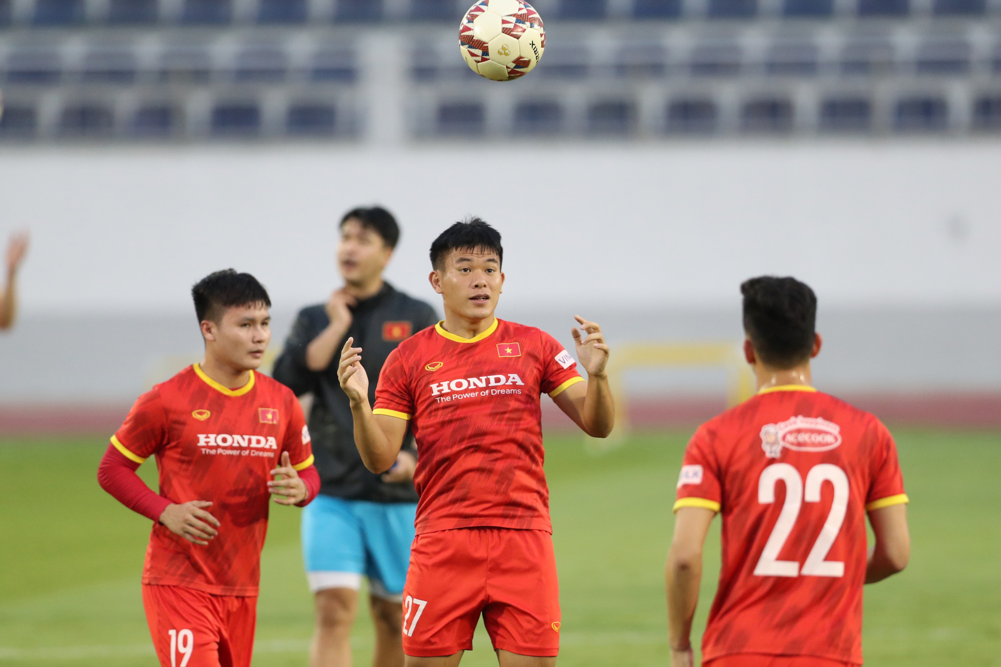 CLIP: Công Phượng, Hoàng Đức phải tập riêng với bác sĩ Choi Ju-young