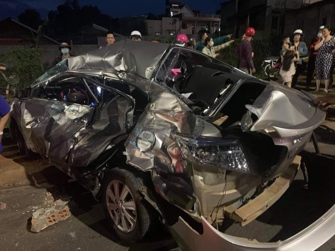 Xe con bị xe tải "vò" nát, người phụ nữ chết thảm