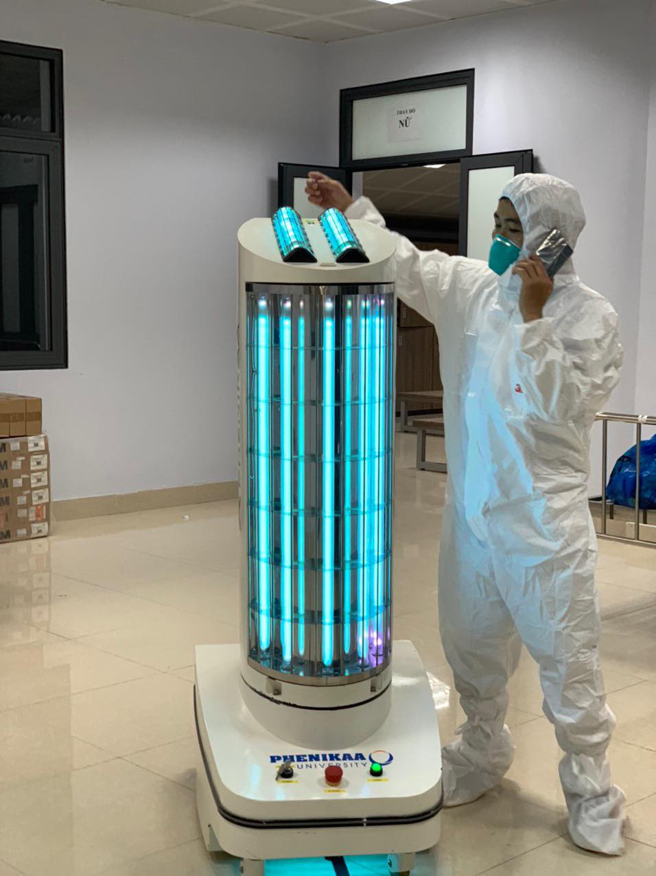 Robot khử khuẩn Phenikaa-X có mặt tại Bệnh viện dã chiến Bắc Giang
