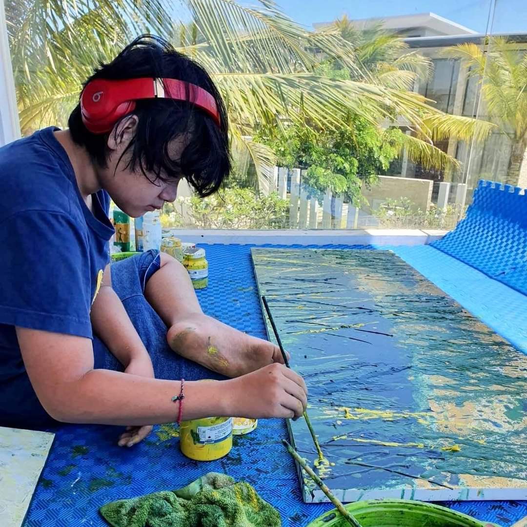 Họa sĩ nhí Xèo Chu đấu giá tranh được gần 23.000 USD