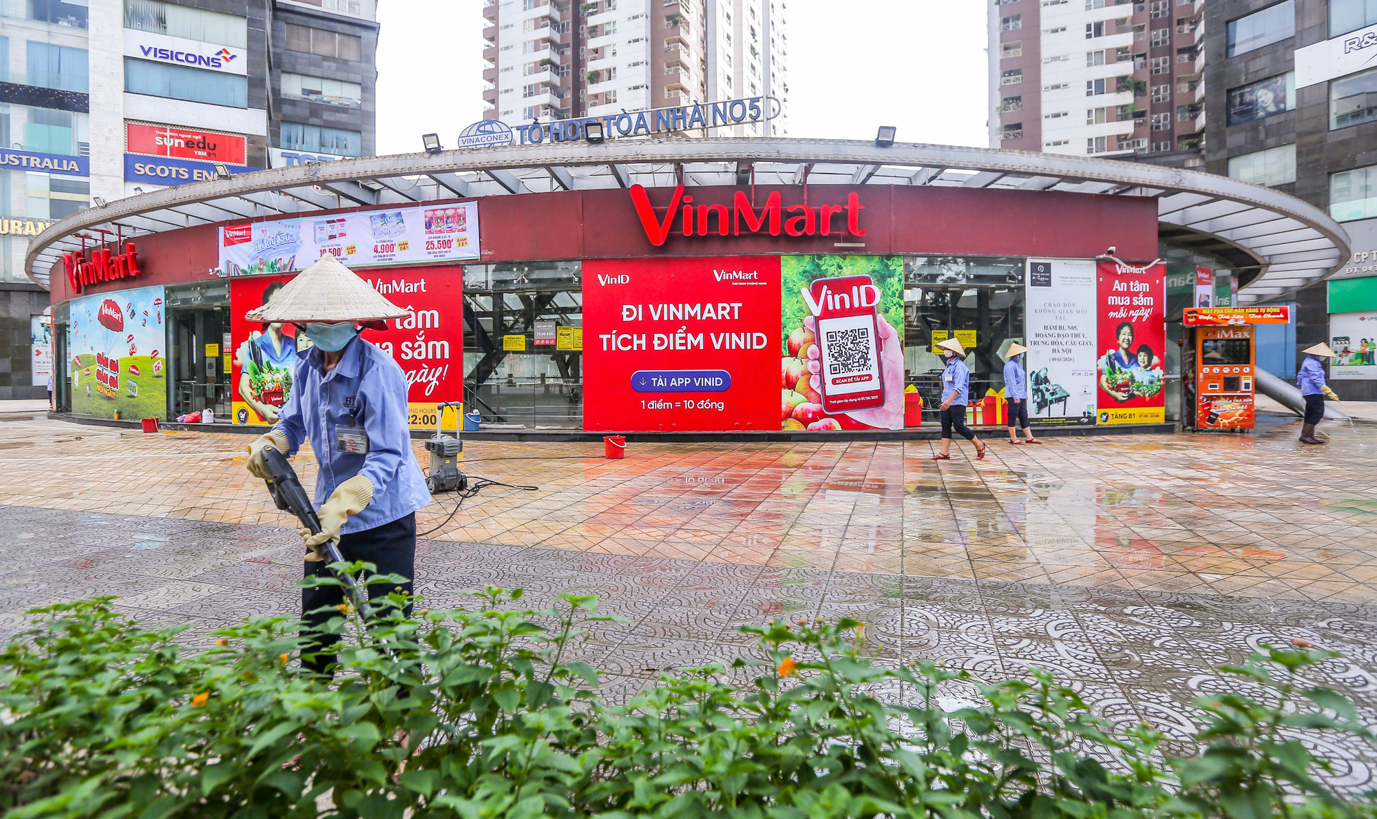 Cận cảnh nhiều siêu thị và cửa hàng VinMart/VinMart+ tạm đóng cửa