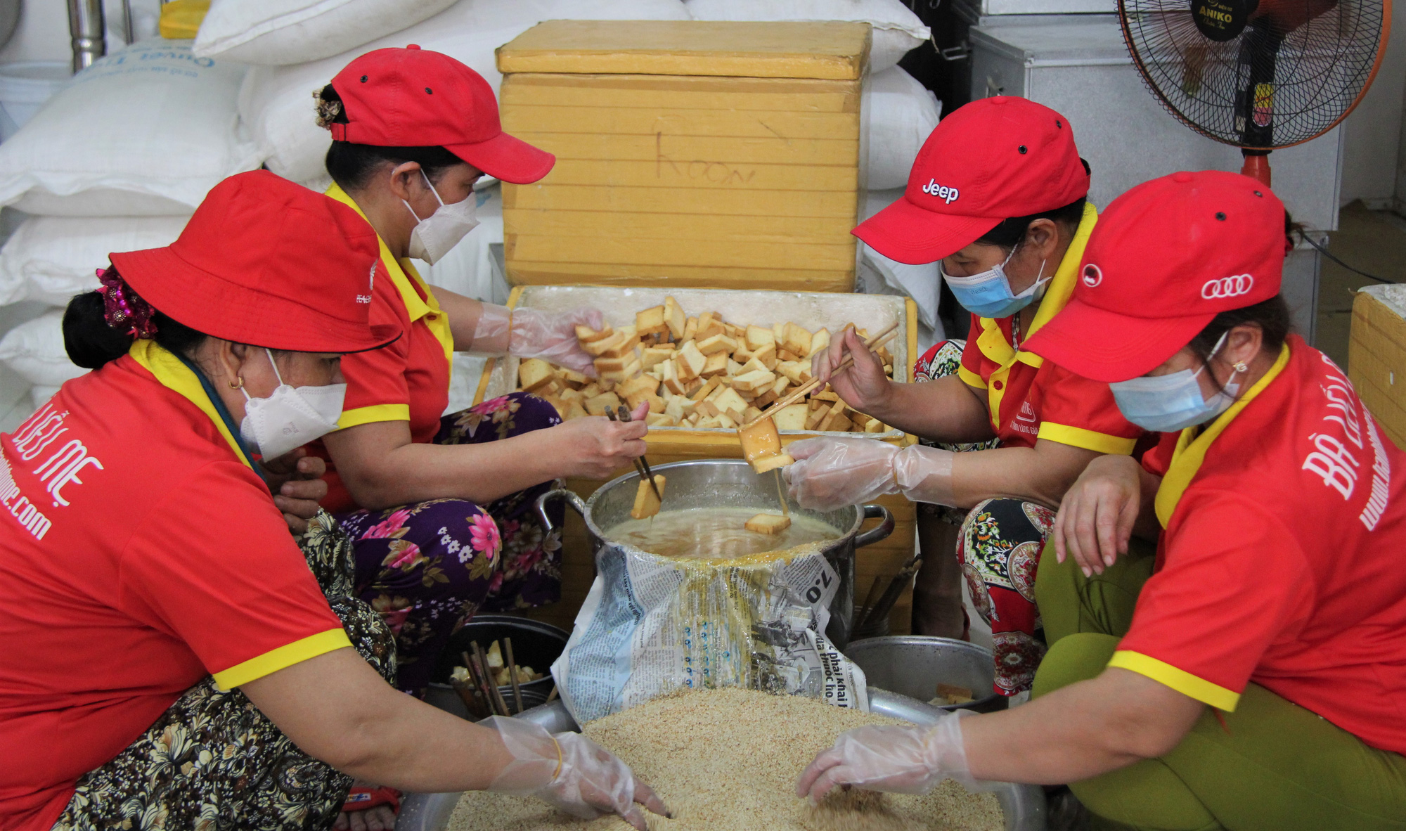 Độc đáo bánh khô mè Cẩm Lệ