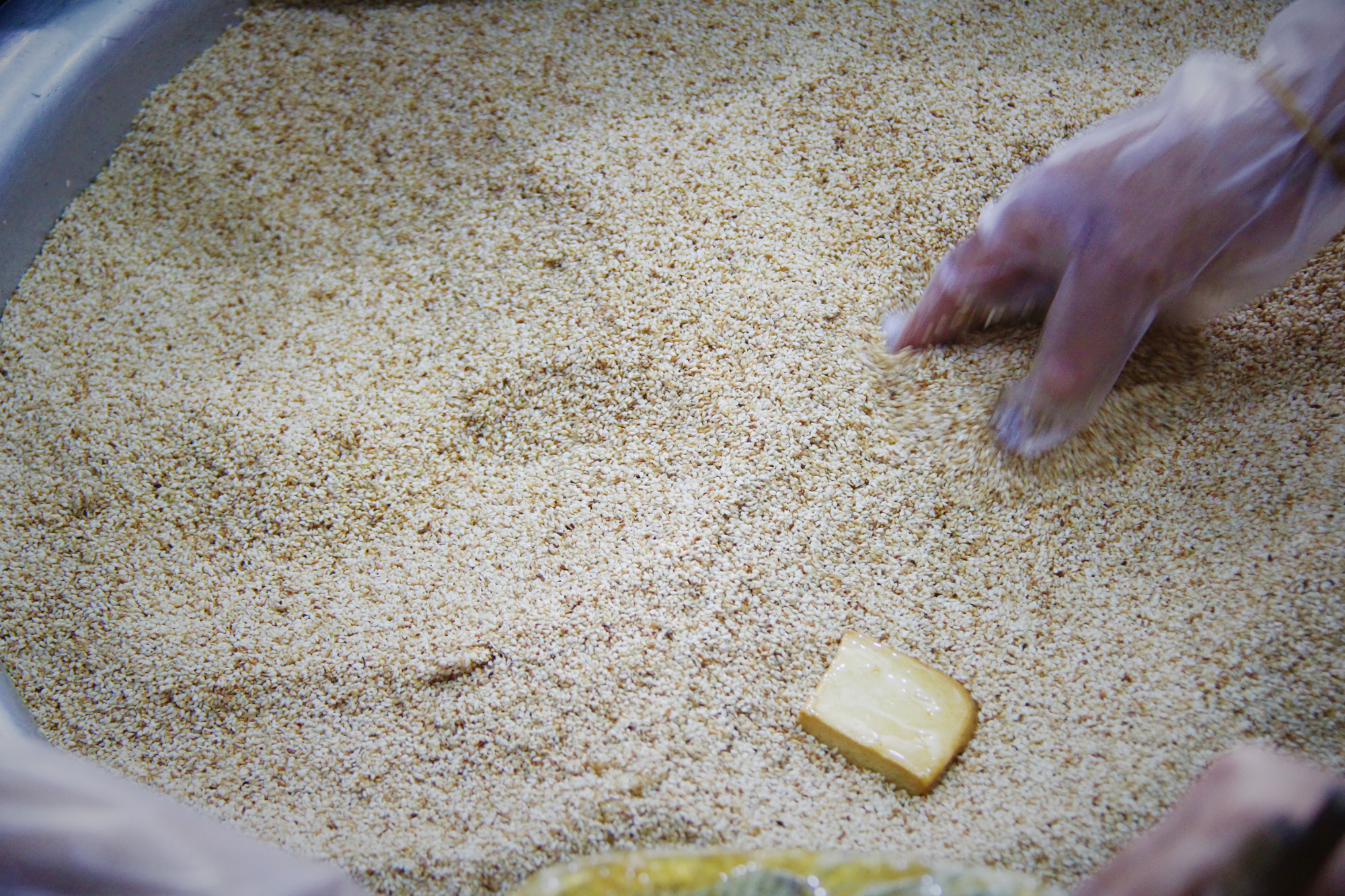 Độc đáo bánh khô mè Cẩm Lệ