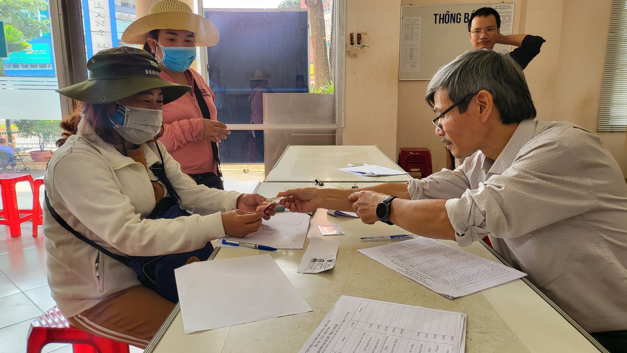 Sau 2 năm, người bán vé số nhận đủ tiền hỗ trợ COVID-19