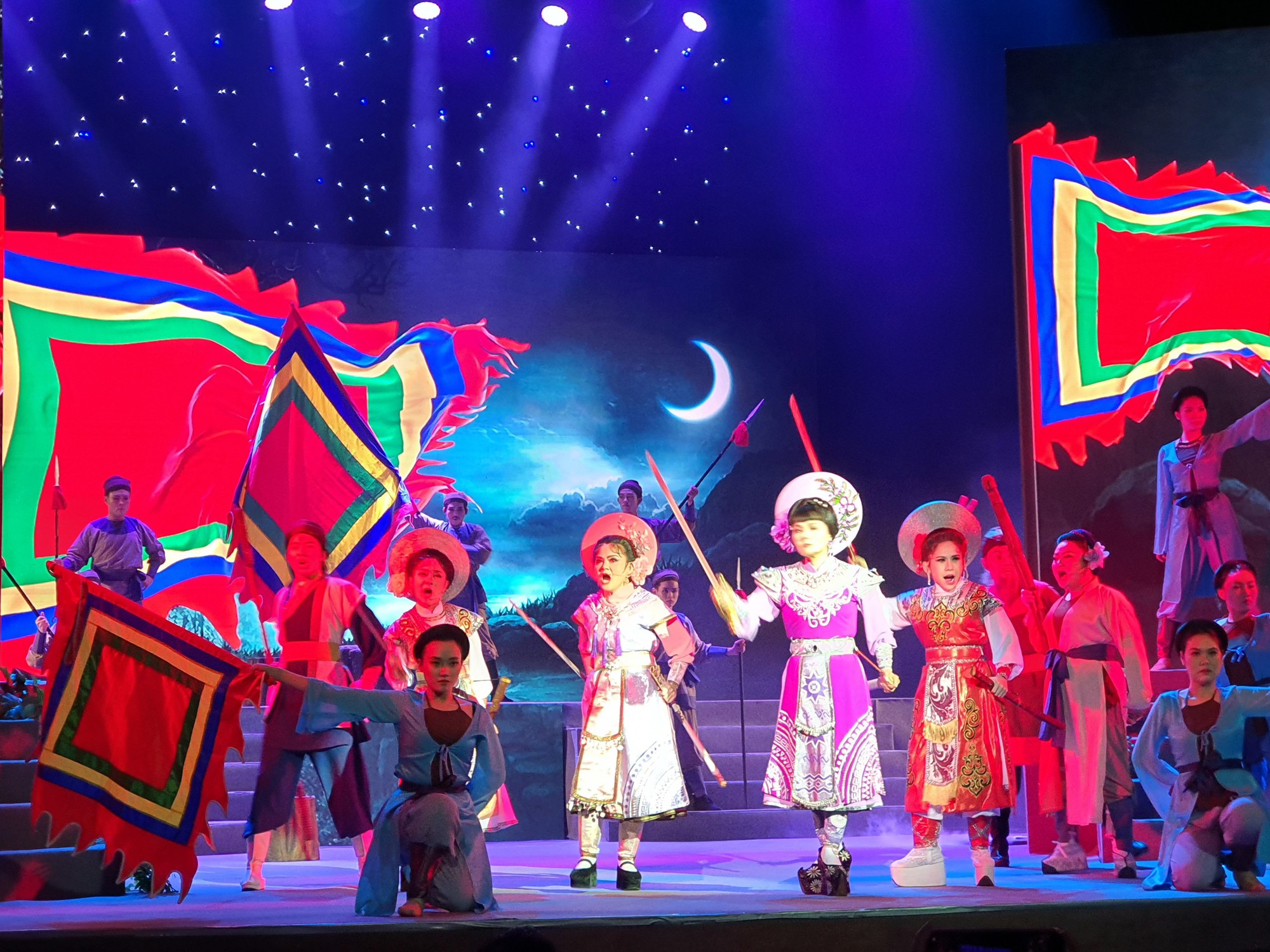 Vở "Tiếng trống Mê Linh" tạo nhiều cảm xúc với khán giả thủ đô